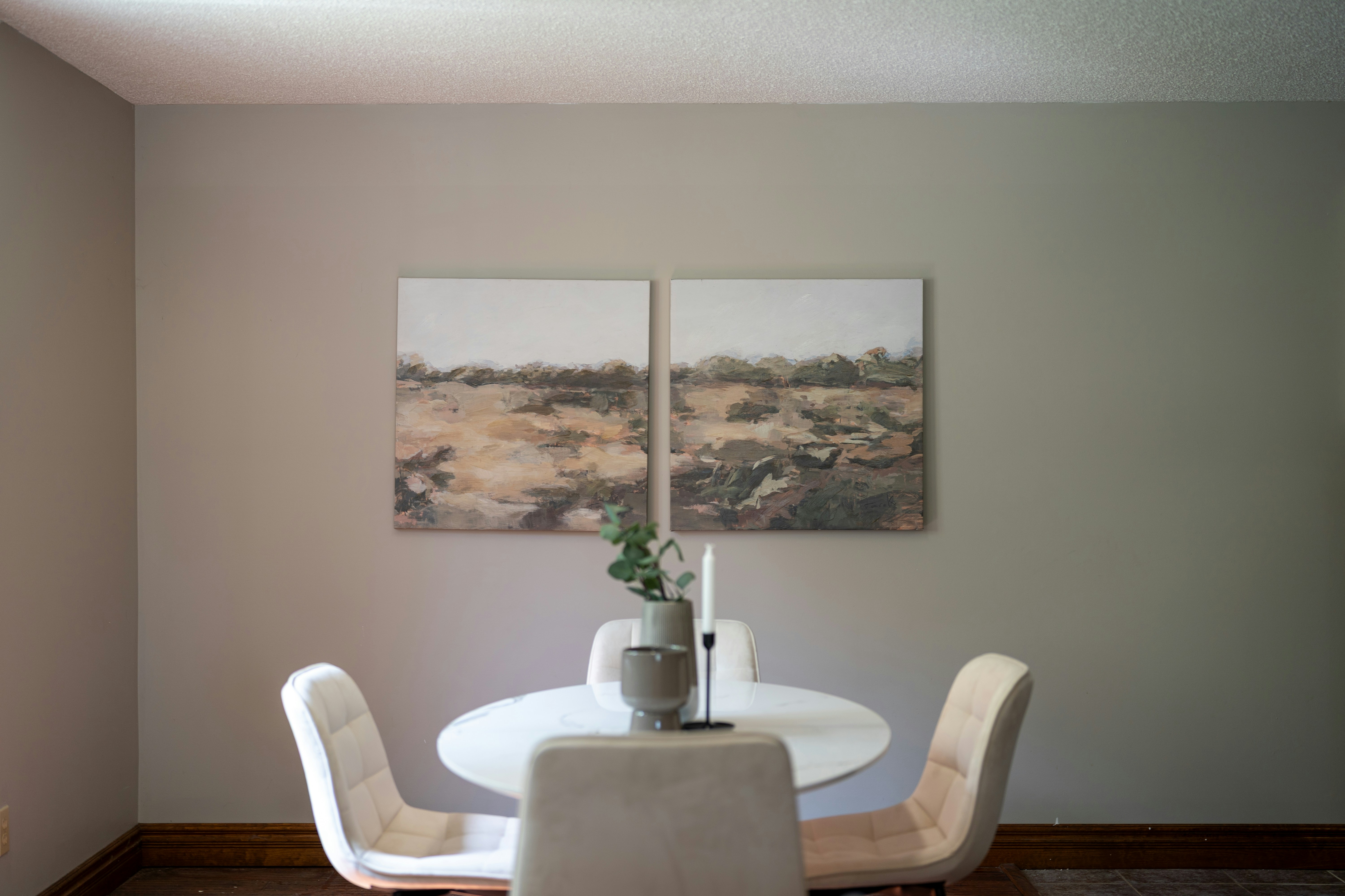 Minimal Dining: Quiet Round Table with Green Accent