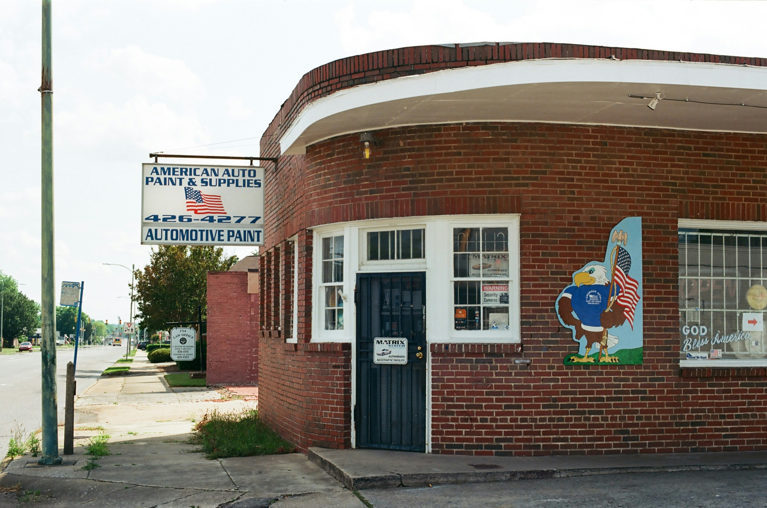 Brick Corner: A Retro Auto Shop with a Cheerful American Sign