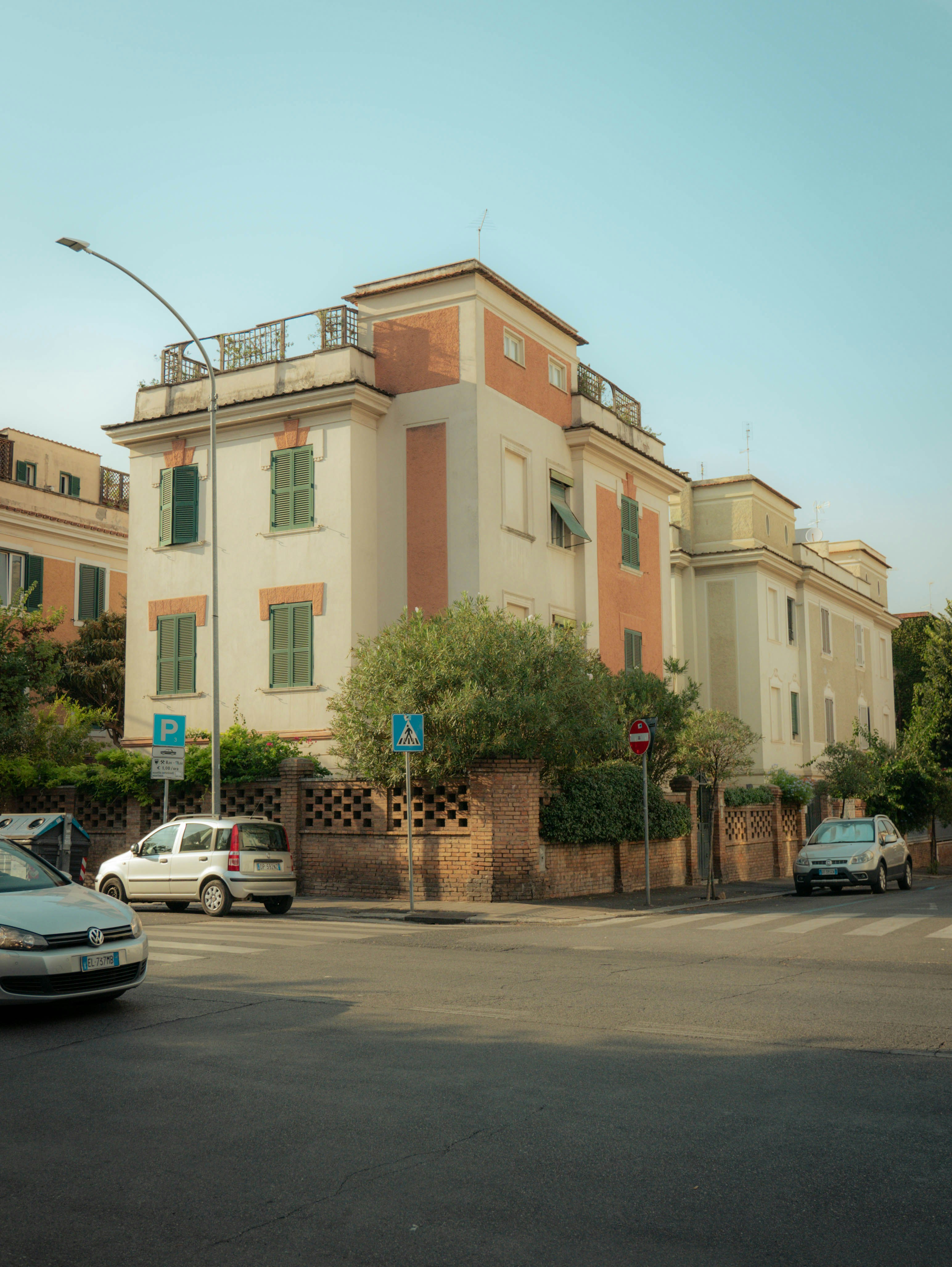Cornered Quiet: A Stacked Block of Mediterranean Apartments