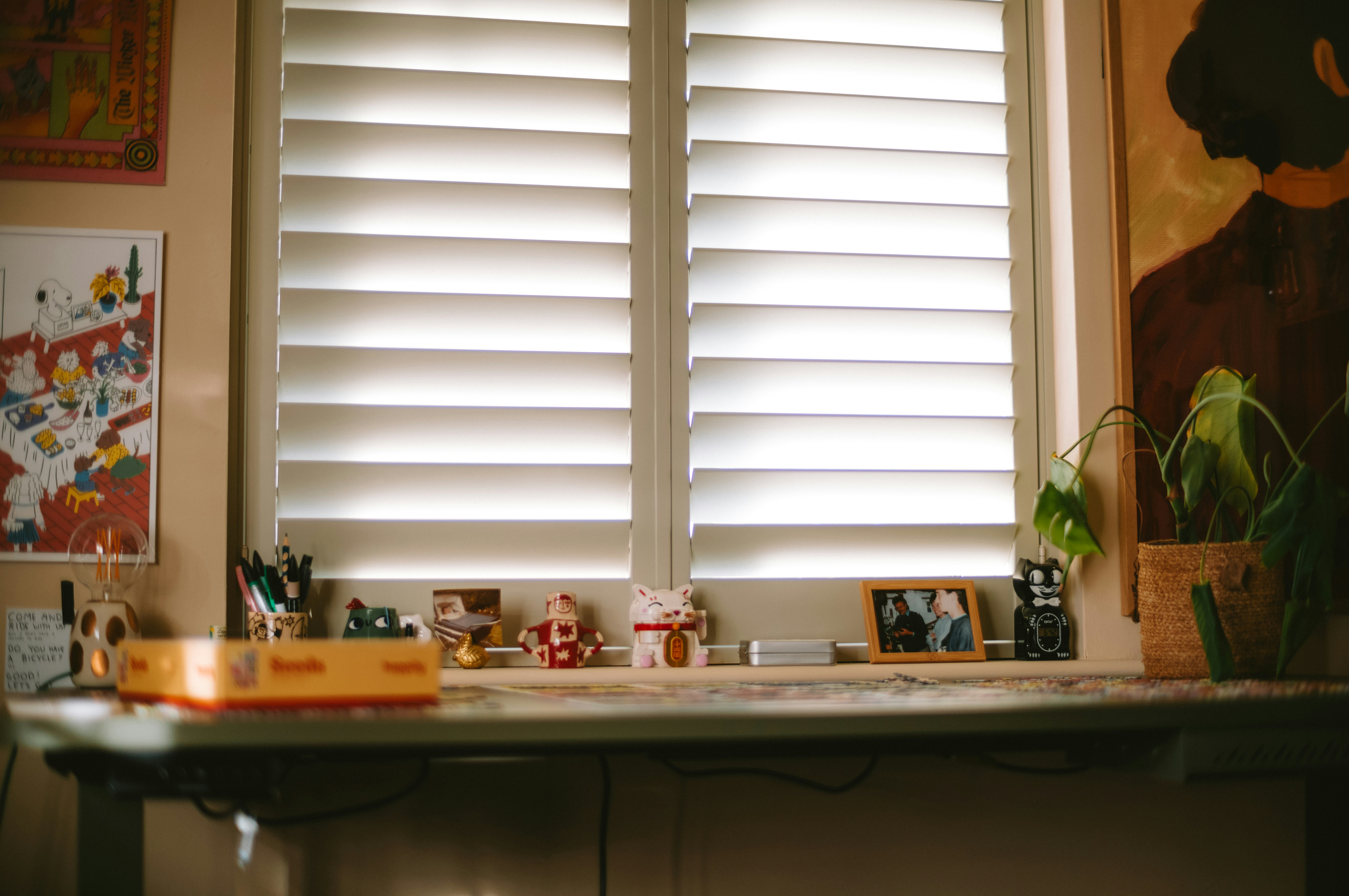 Desk with blinds and plants by the window. photo – Free Interior design ...