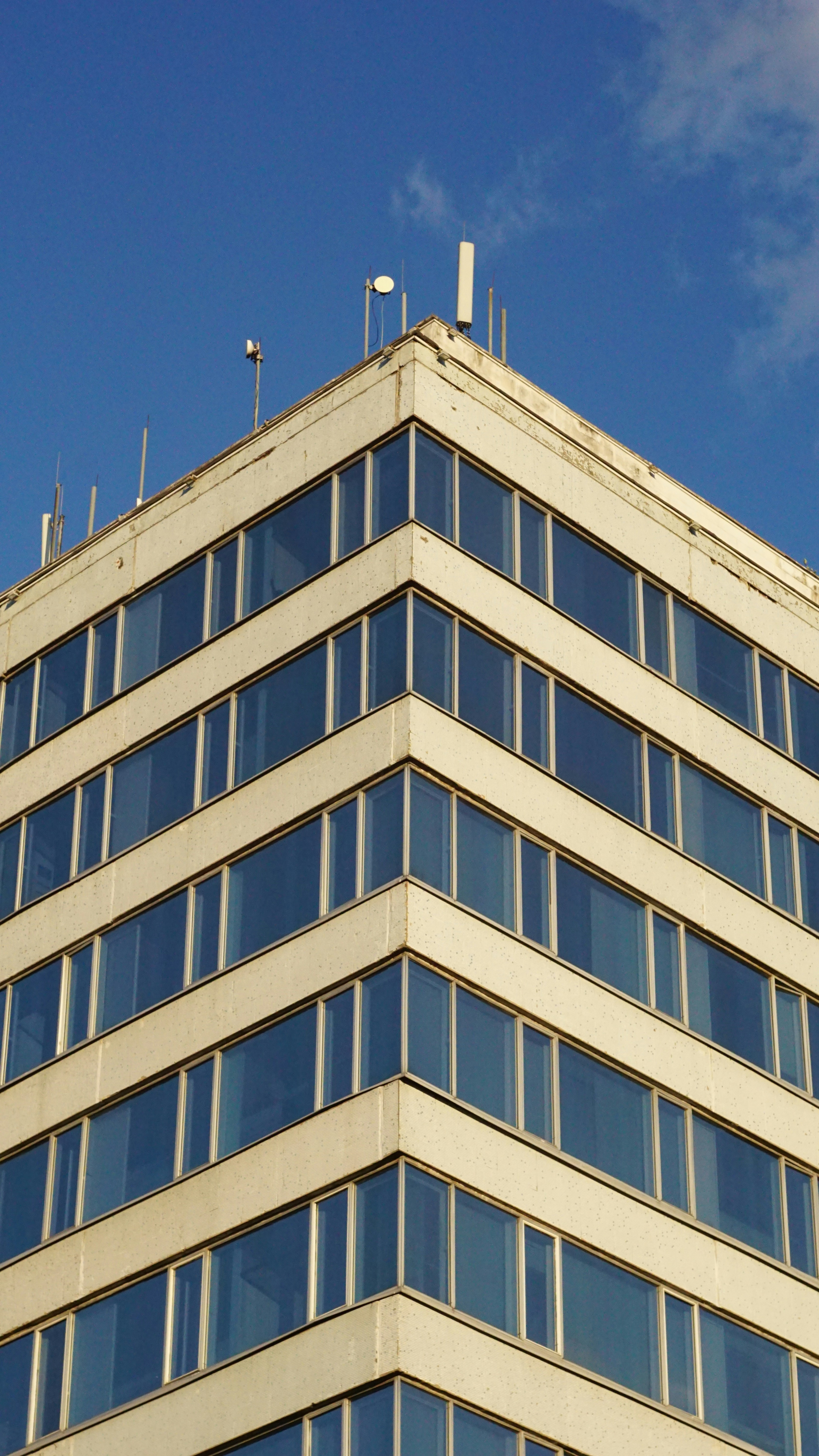 Diagonal Facade: A Glass-Panel Tower Reaches the Sky
