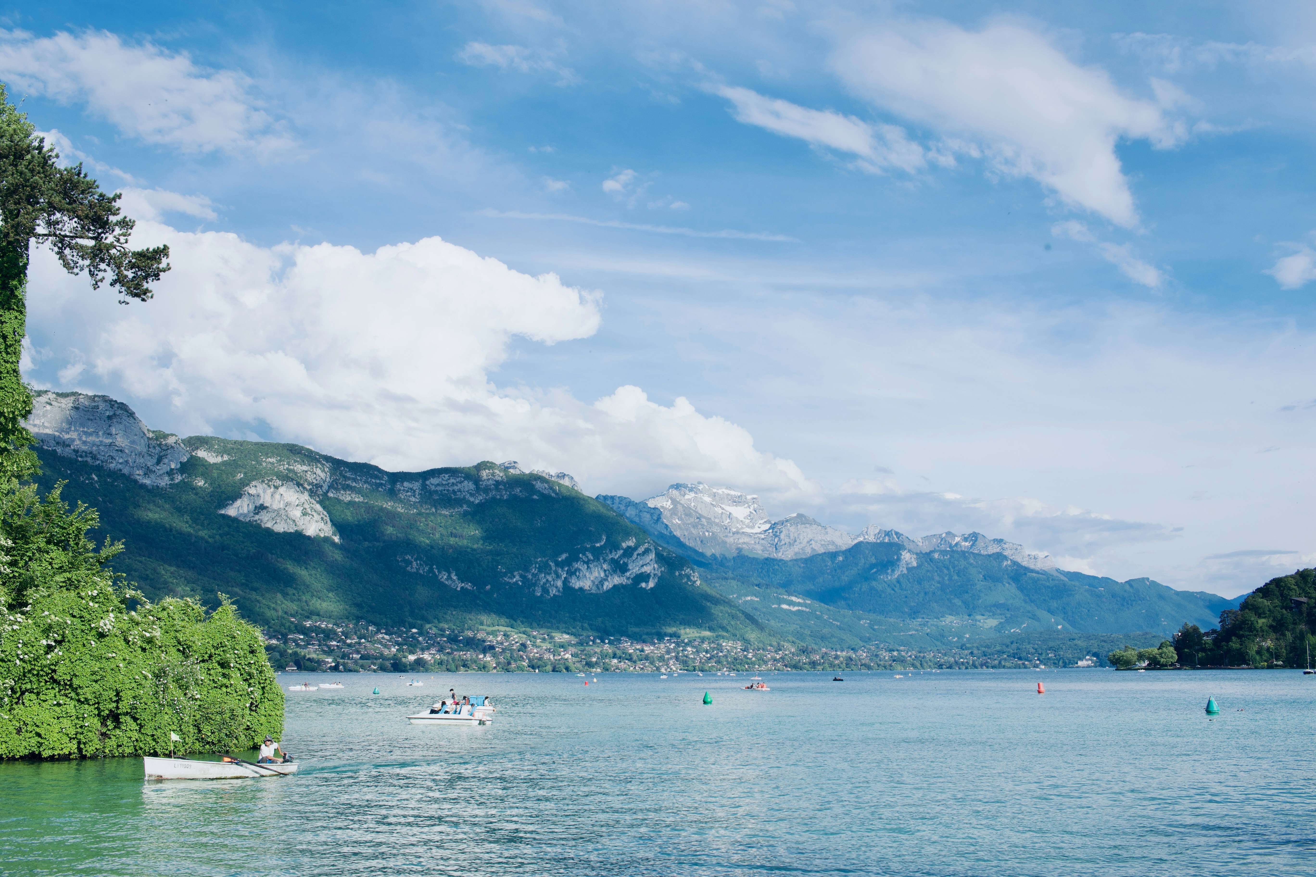 Lakeside Vista Beneath Alpine Peaks