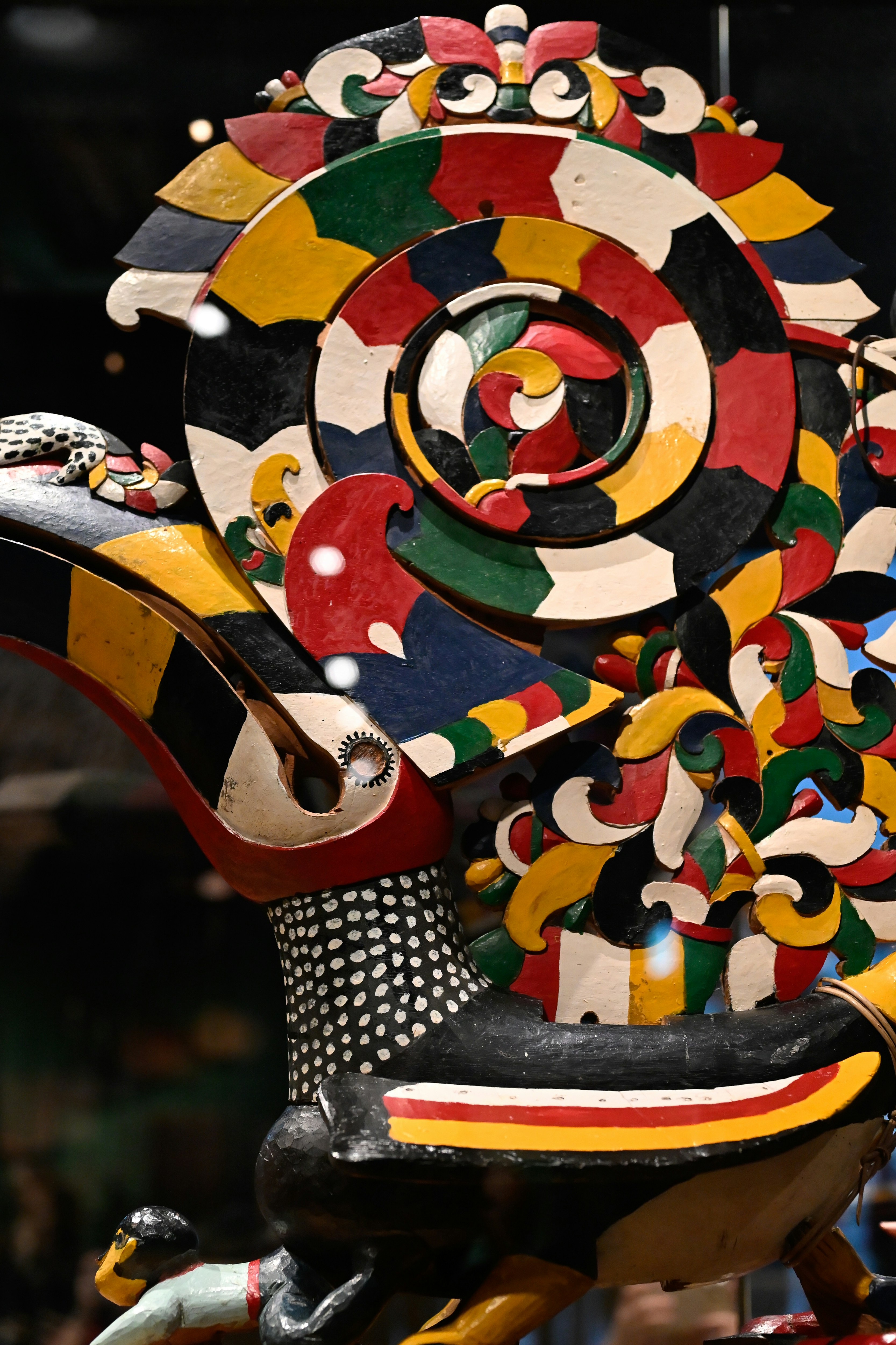Spinning Colors: a Carved Sentinel in Motion