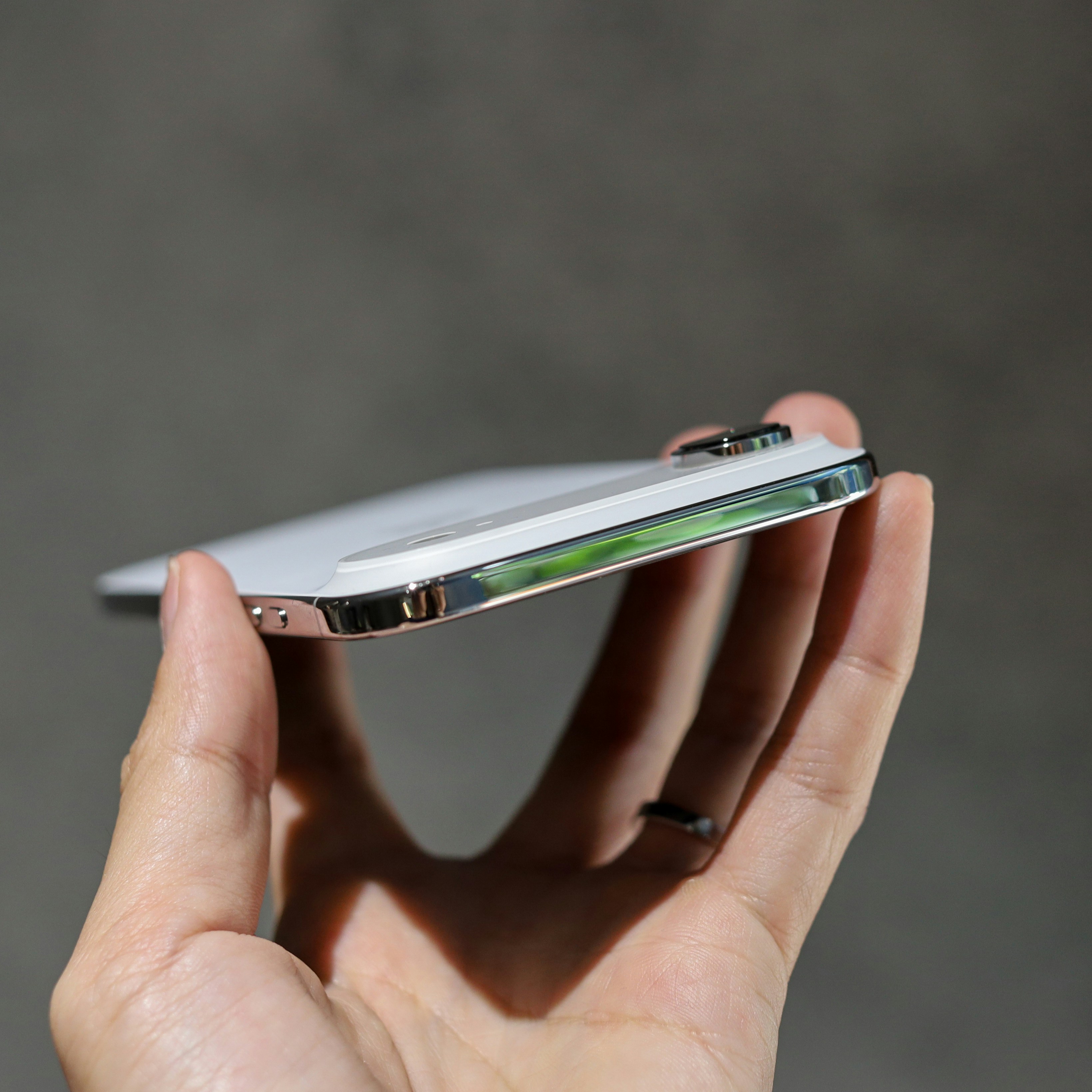 Slim Smartphone Cradle: A Delicate Grip on a Tiny Glass Edge