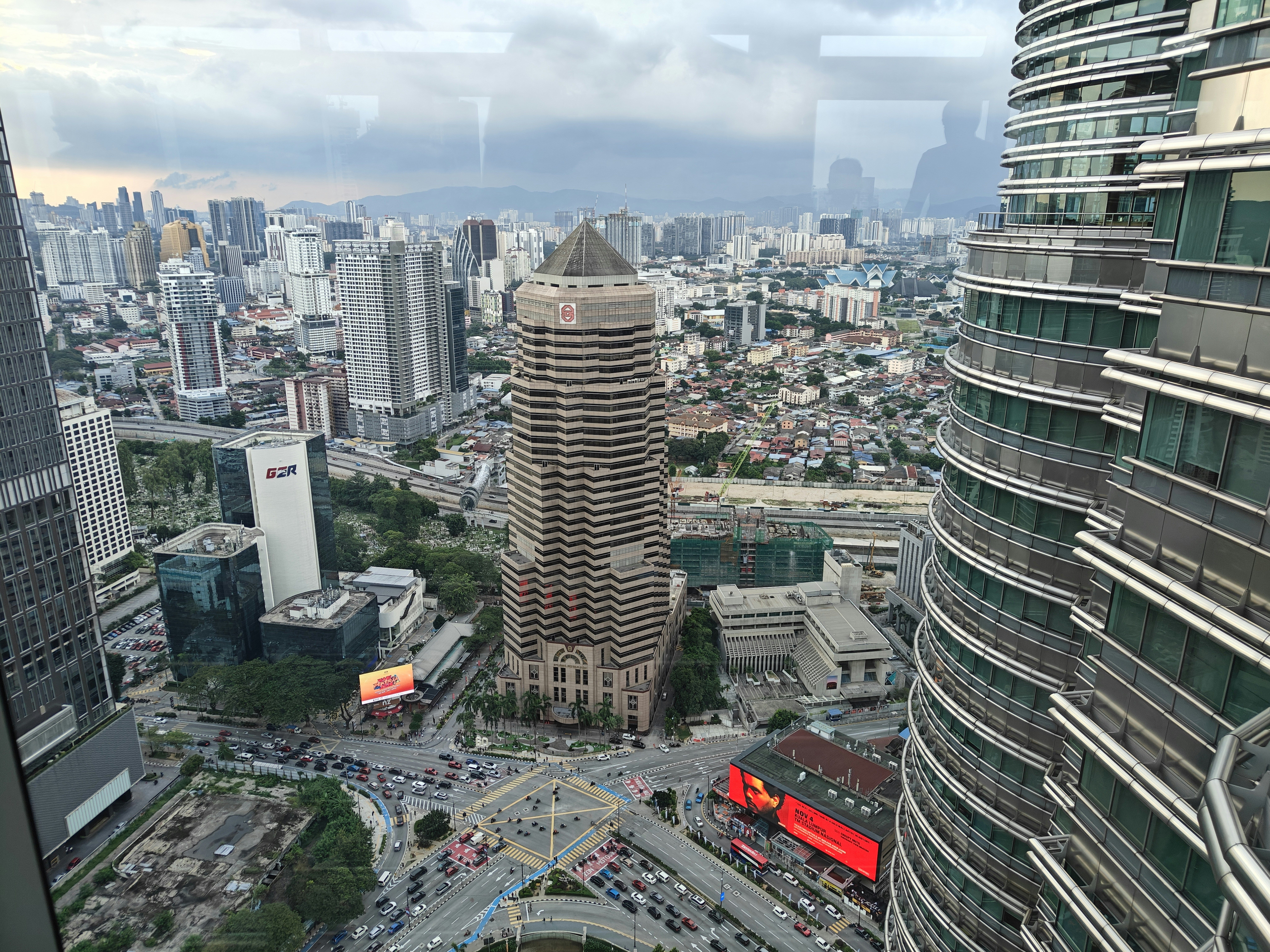 City Crown: The Pyramid Tower Adrift Among Glass Giants