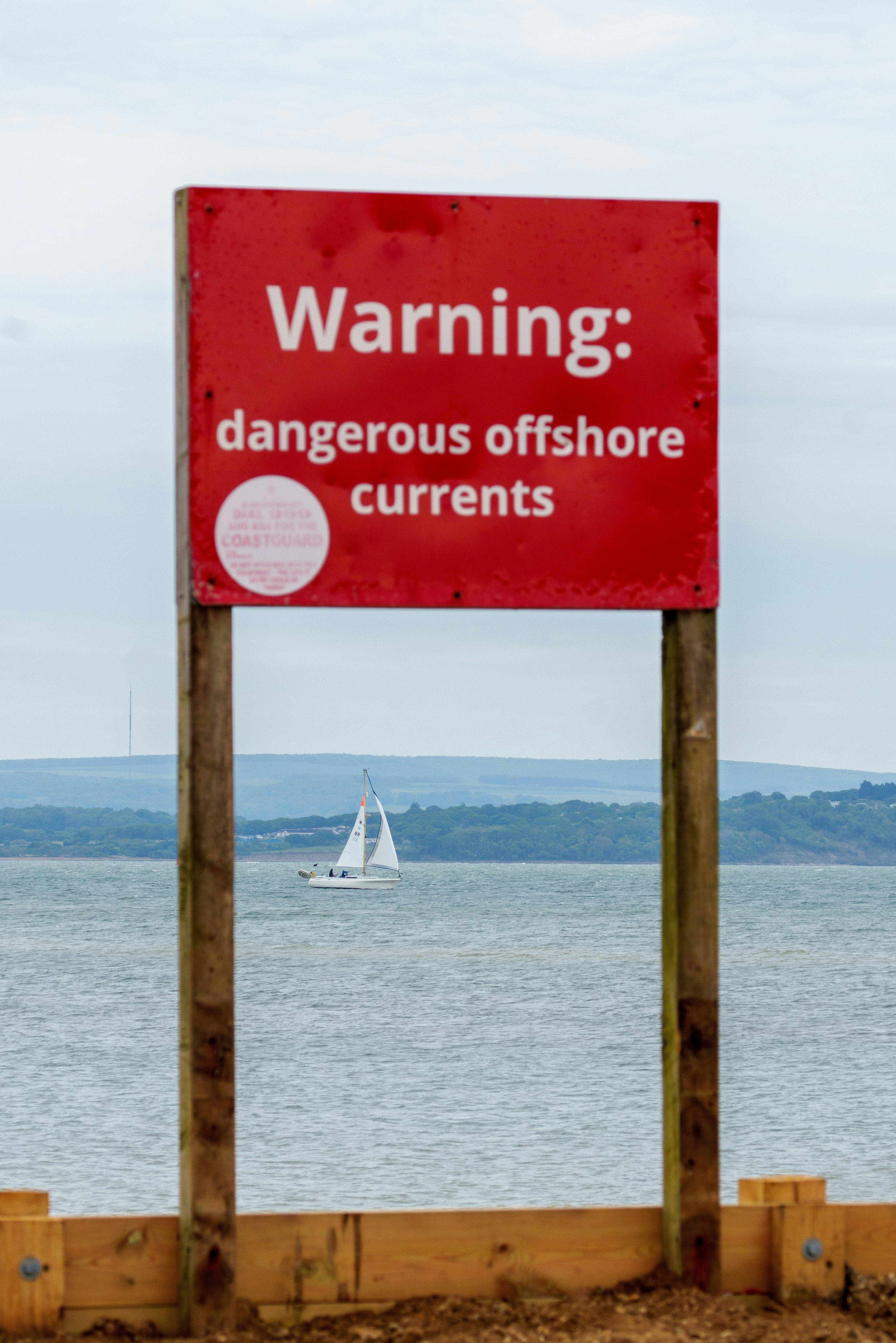 Warning sign for dangerous offshore currents near water