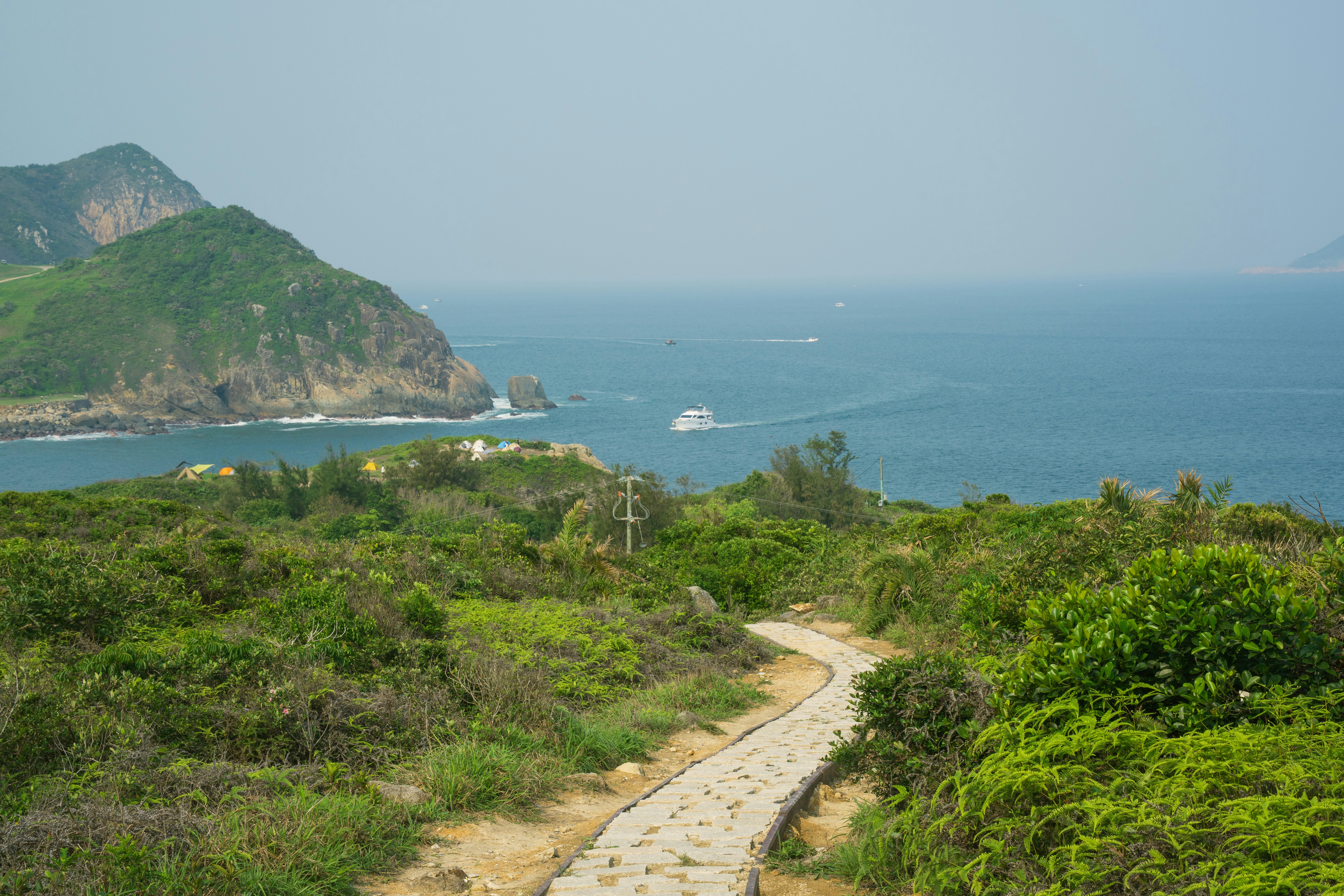 Path toward the Sea: A Coastal Path Framing the Quiet Horizon