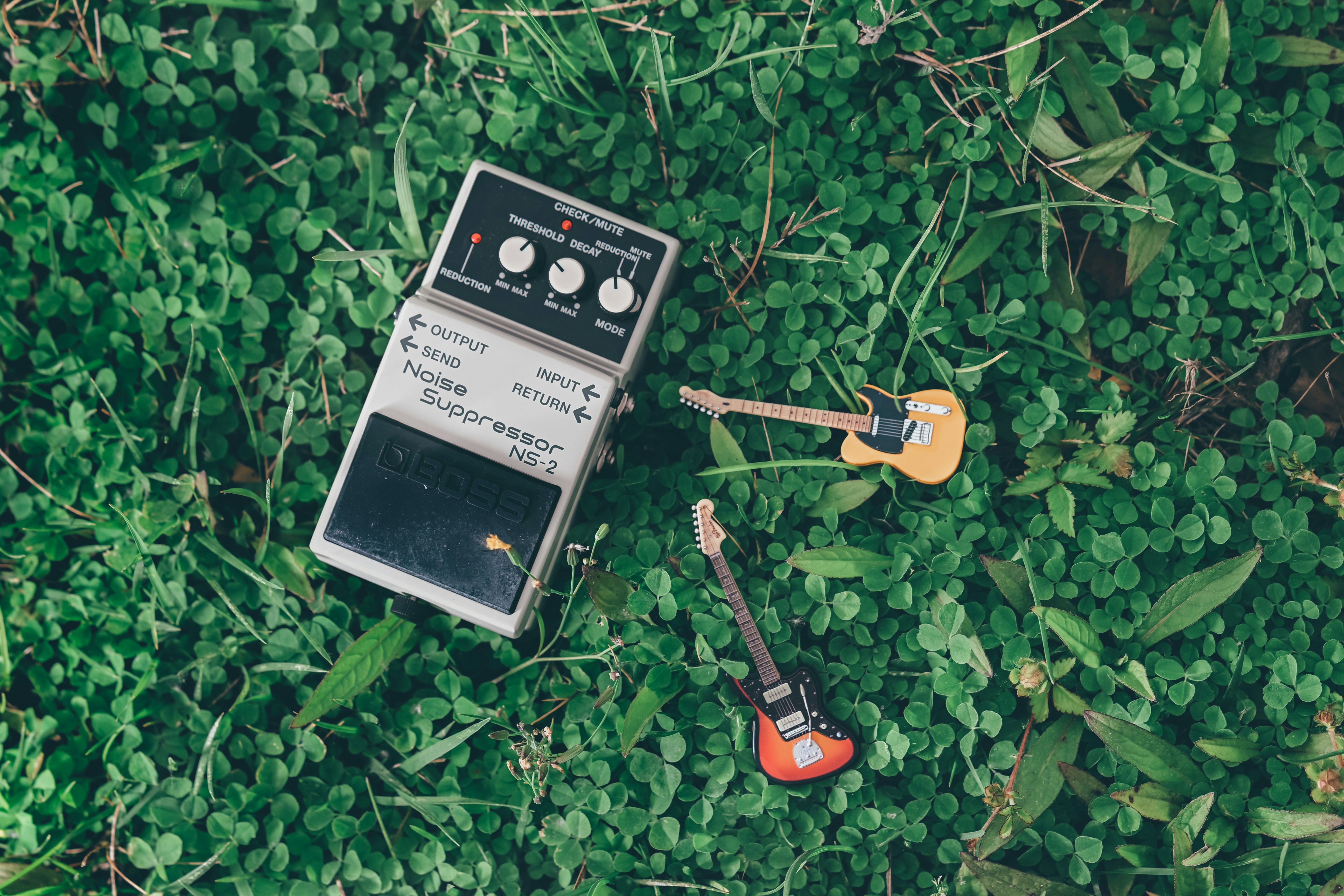 Overgrown Stage: A Tiny Rig of Distance and Noise