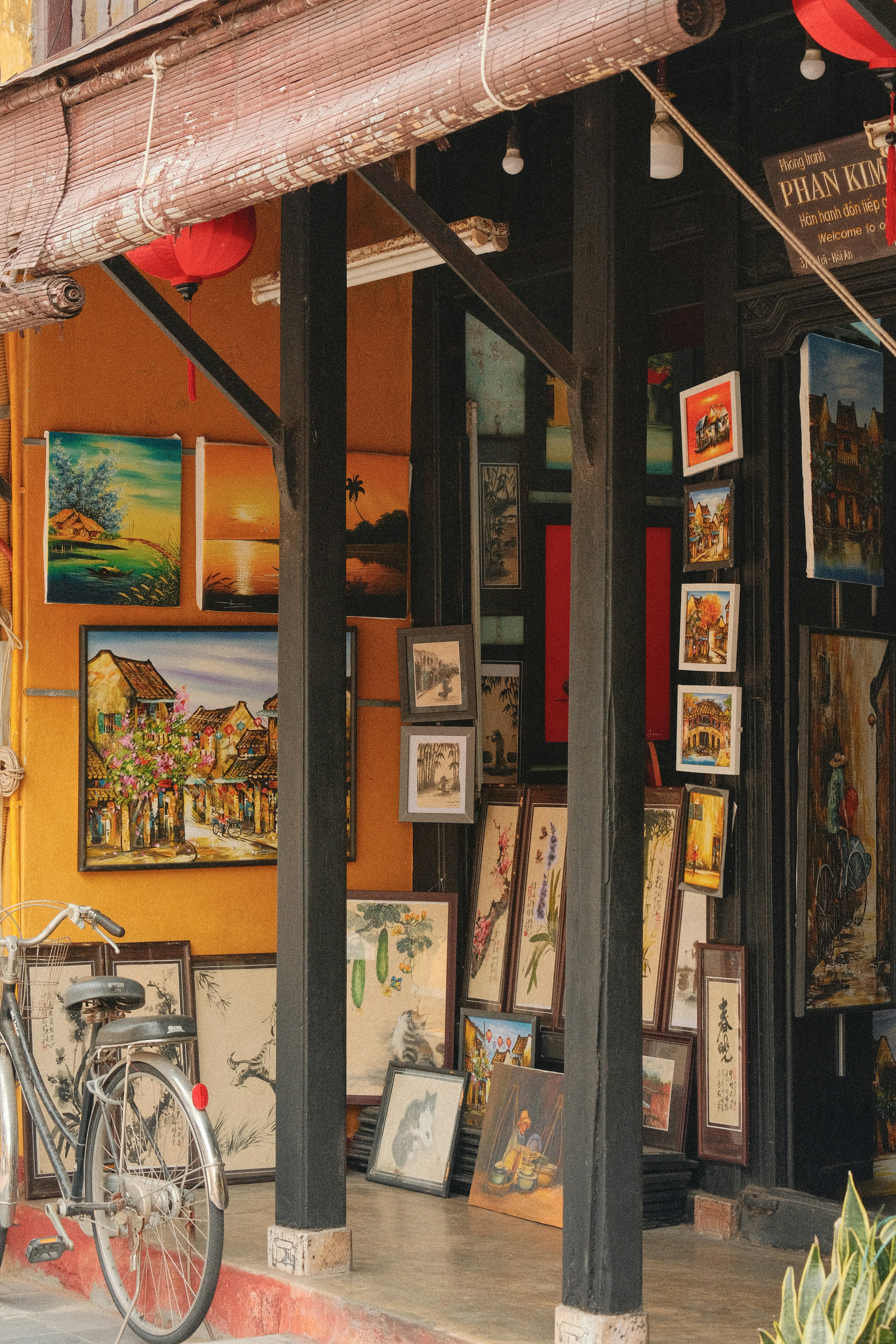 Gallery of Color and Frame: An Open Art Shopfront