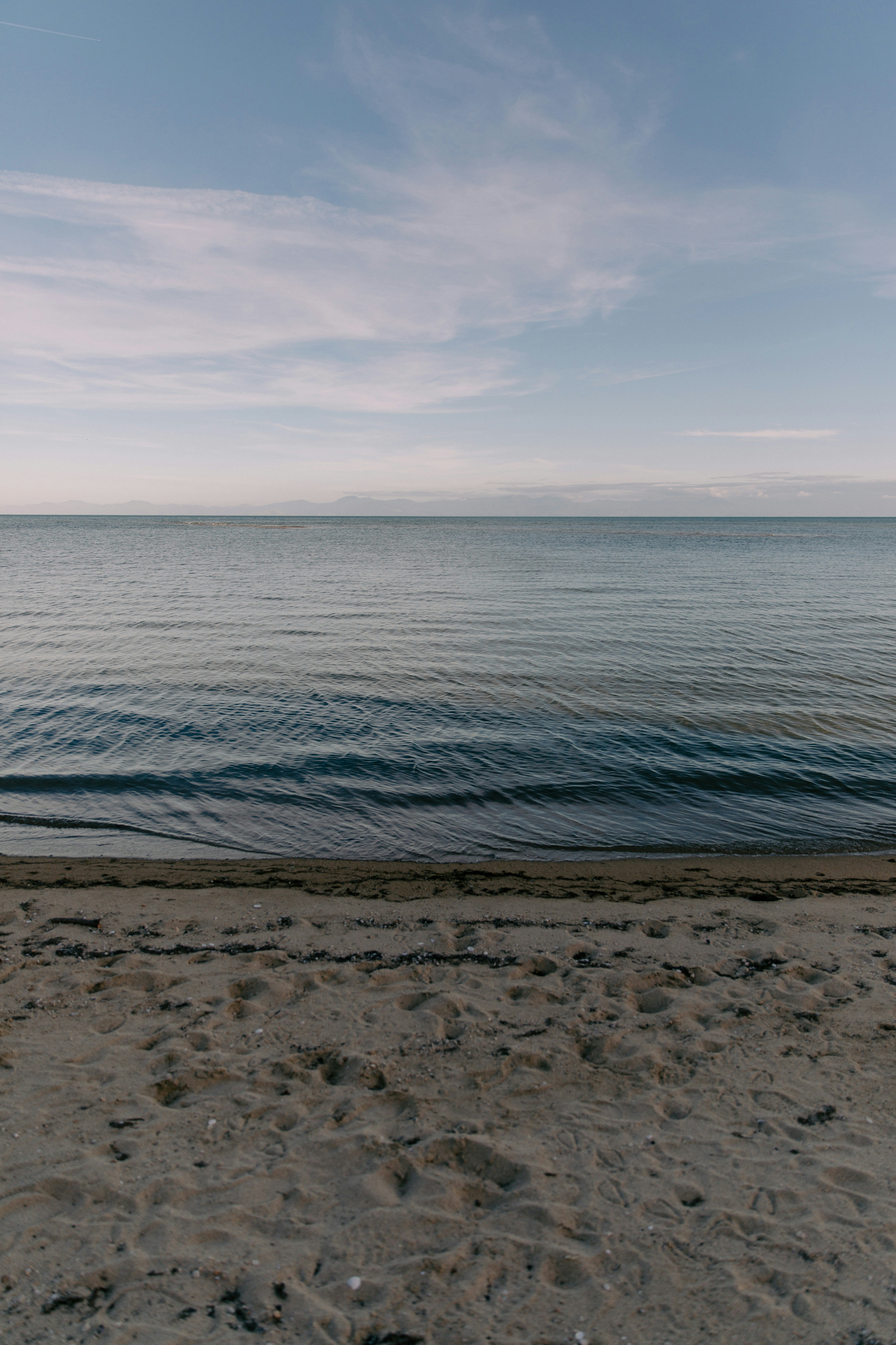 Calm Shoreline at Dusk: A Quiet Beach Scene