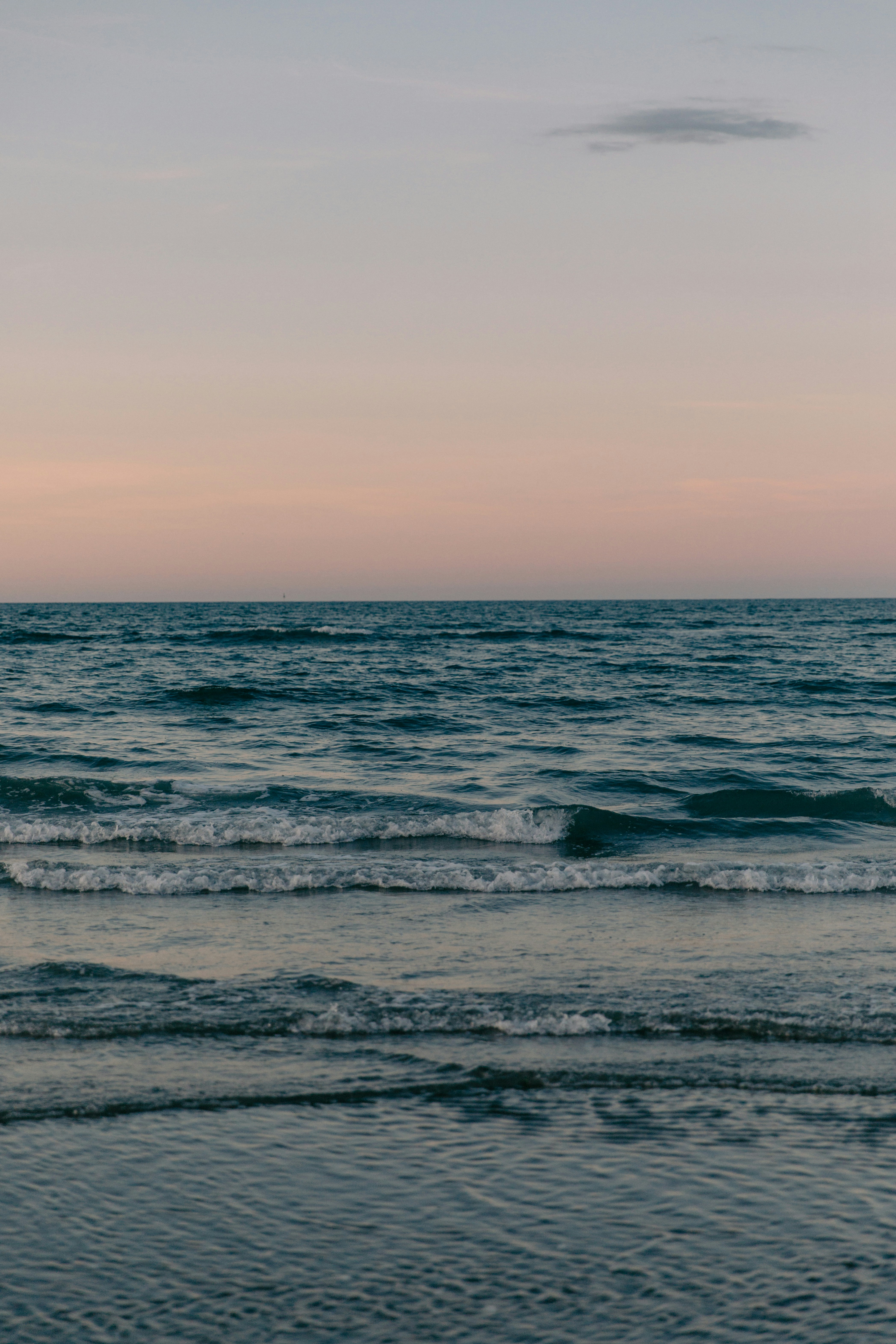 Calm Horizon at Dusk: Gentle Waves and Velvet Skies