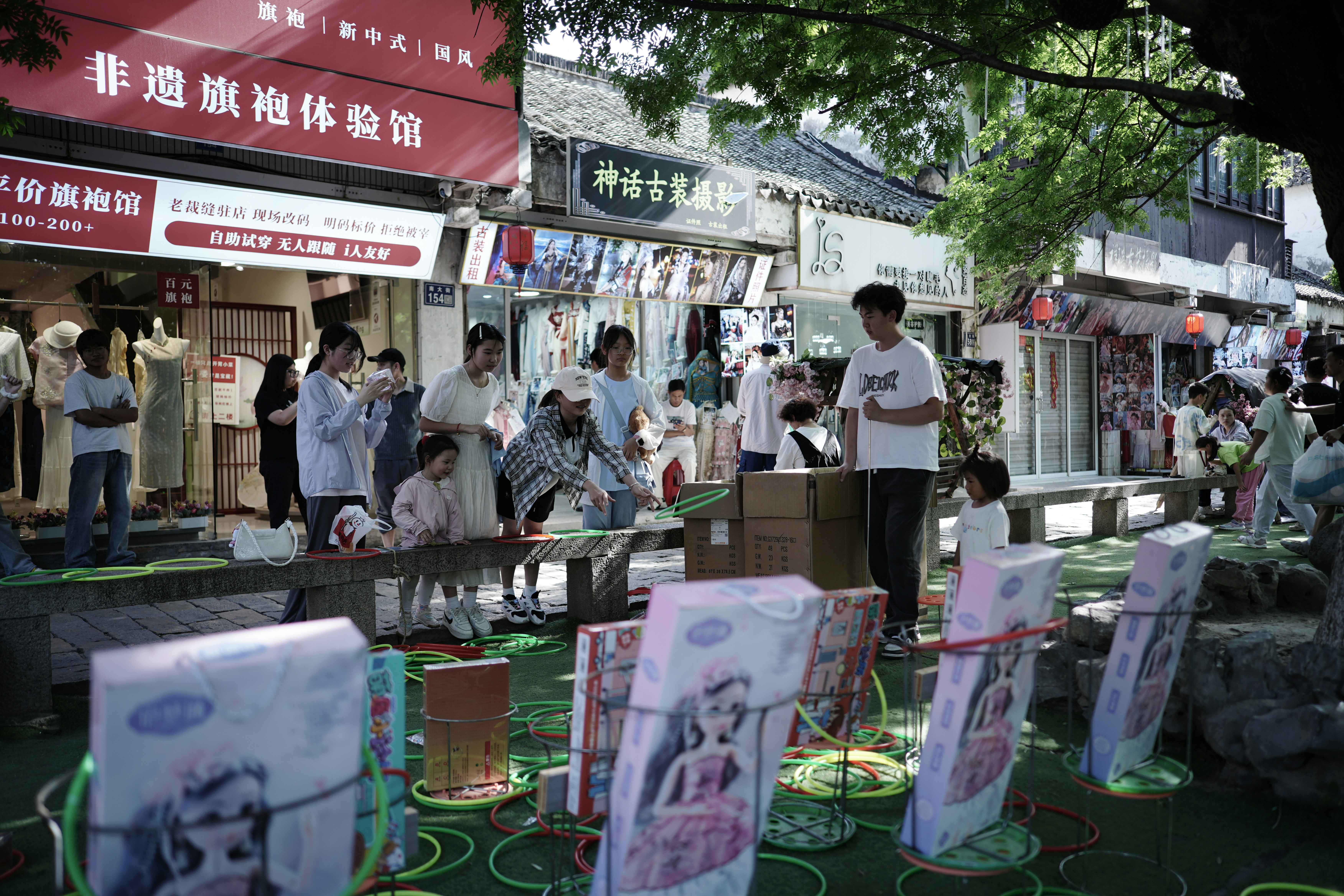 Hawker Alley: Vendors, Banknotes, and Curious Onlookers
