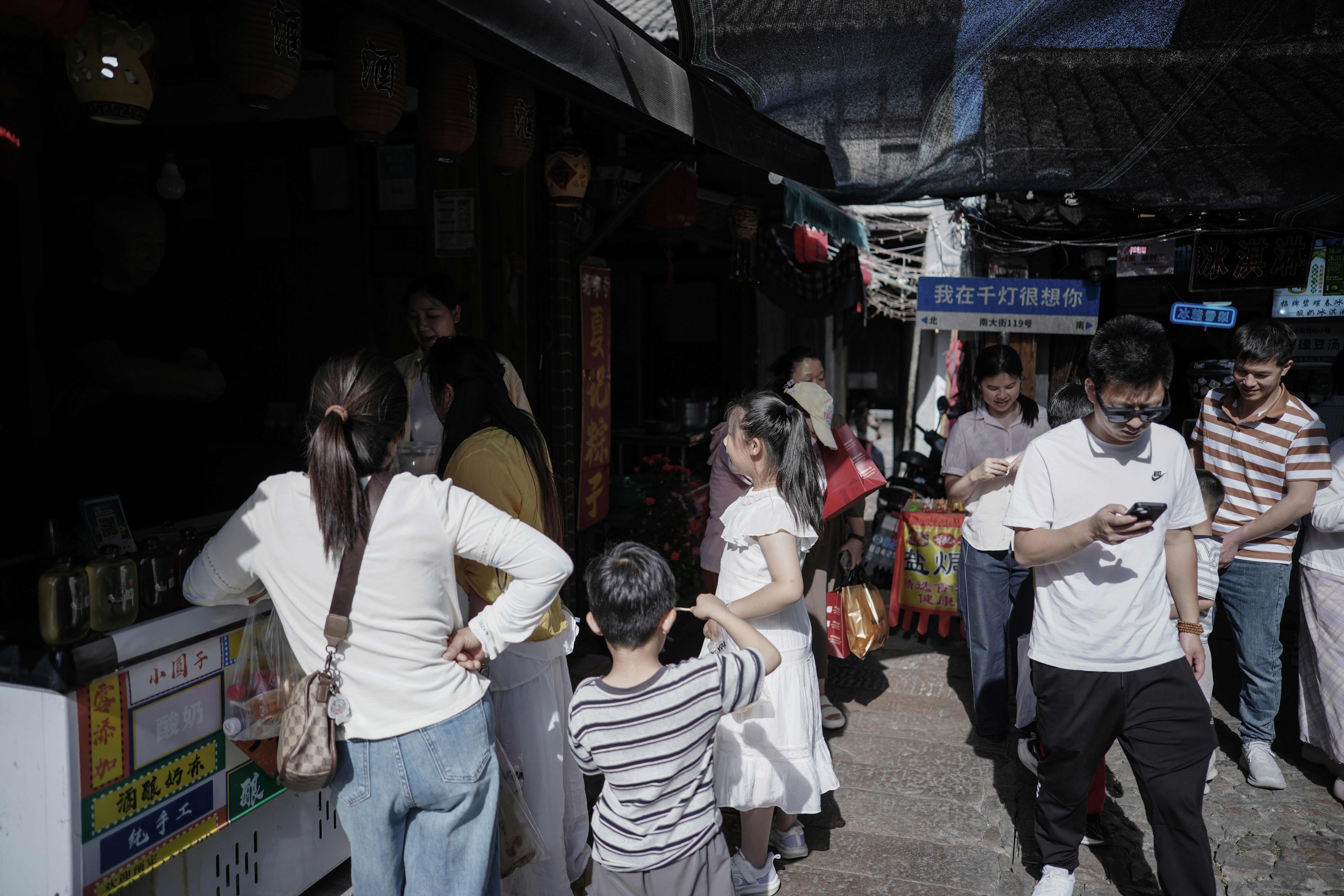 Crowd by a Market Stall: Quiet Interaction Amid Street Commerce