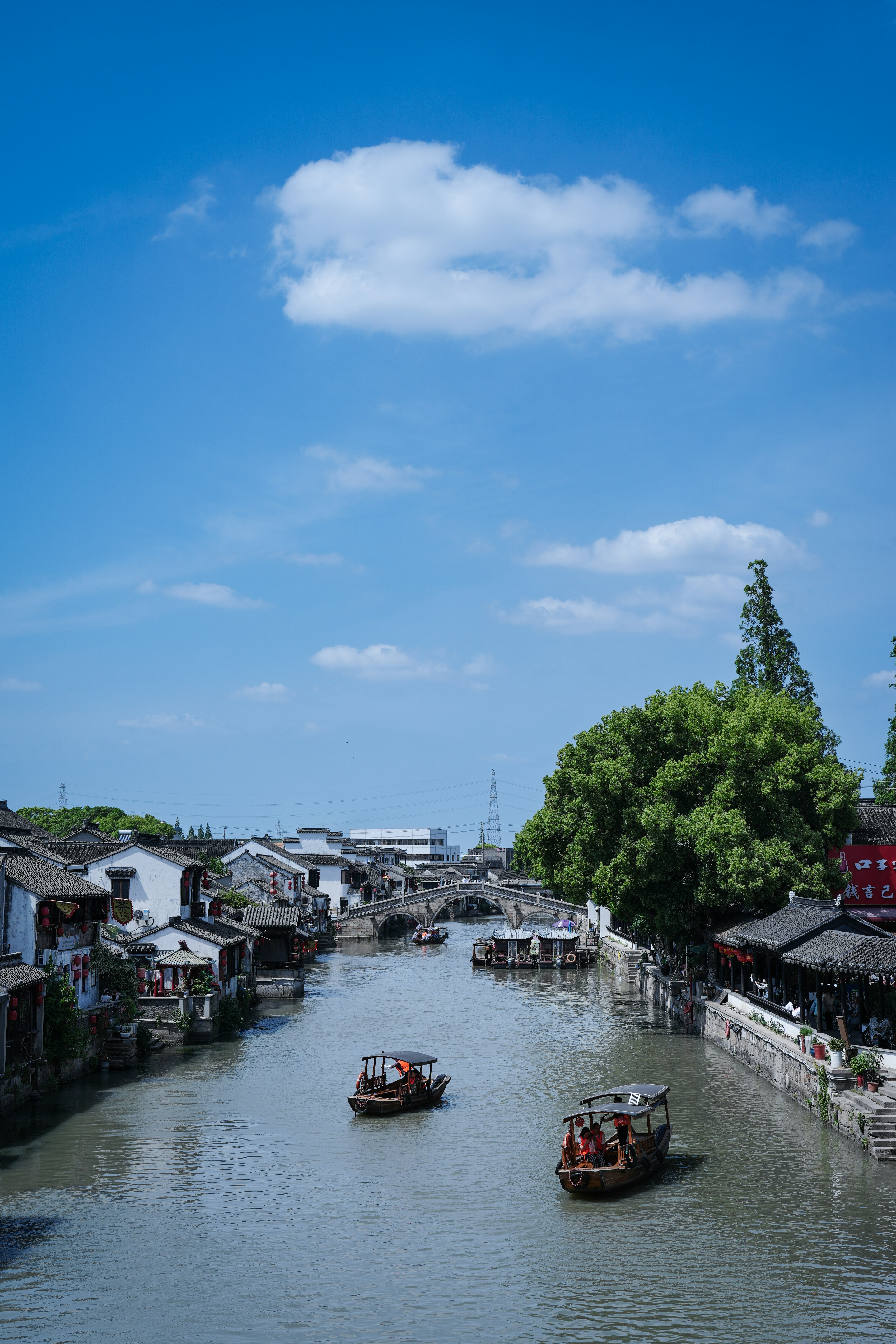 Canal Circulation: Boats Weaving Through a Quiet Waterway