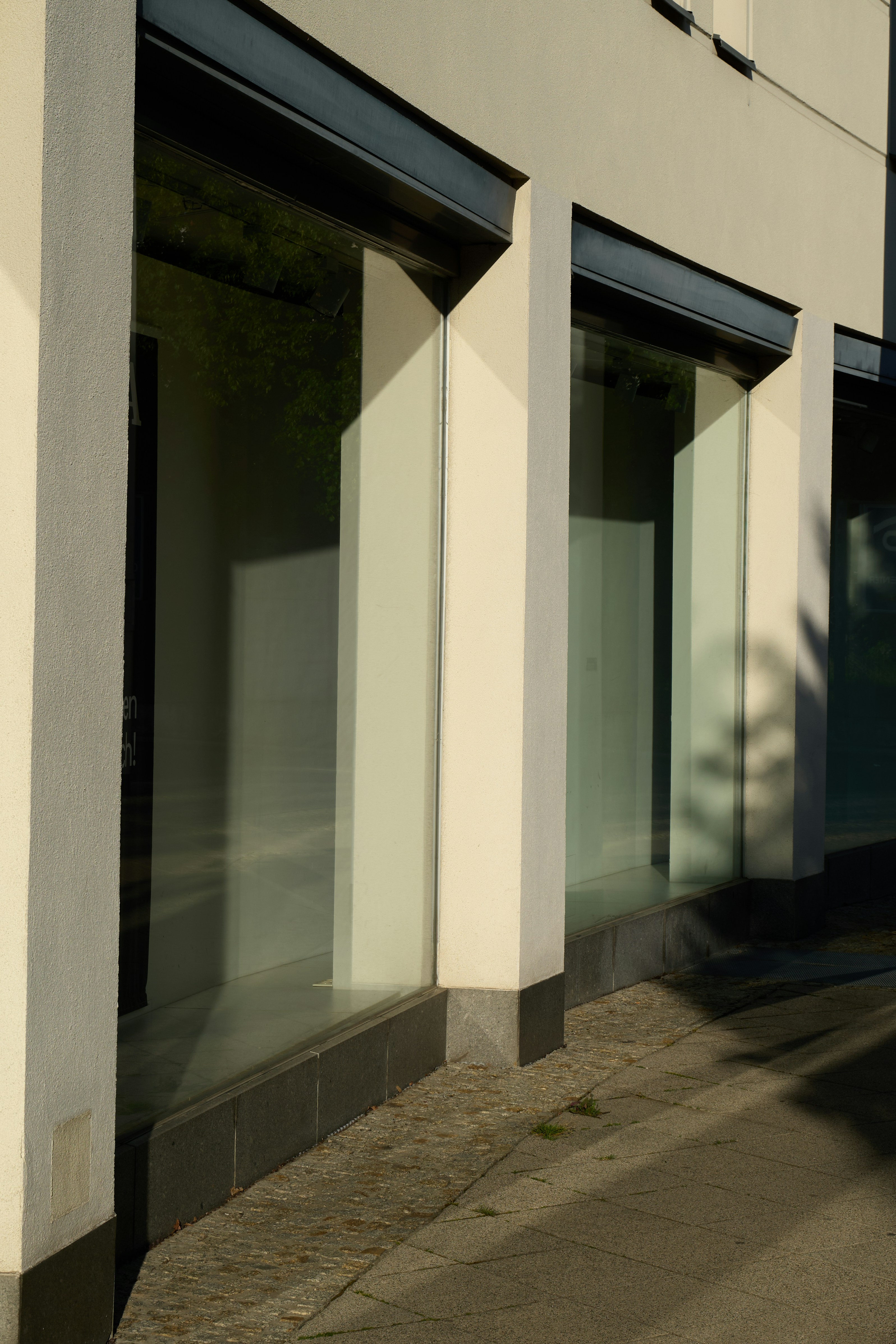 Sunlit Gallery Gaps: Vertical Panels and Shadowed Alcoves