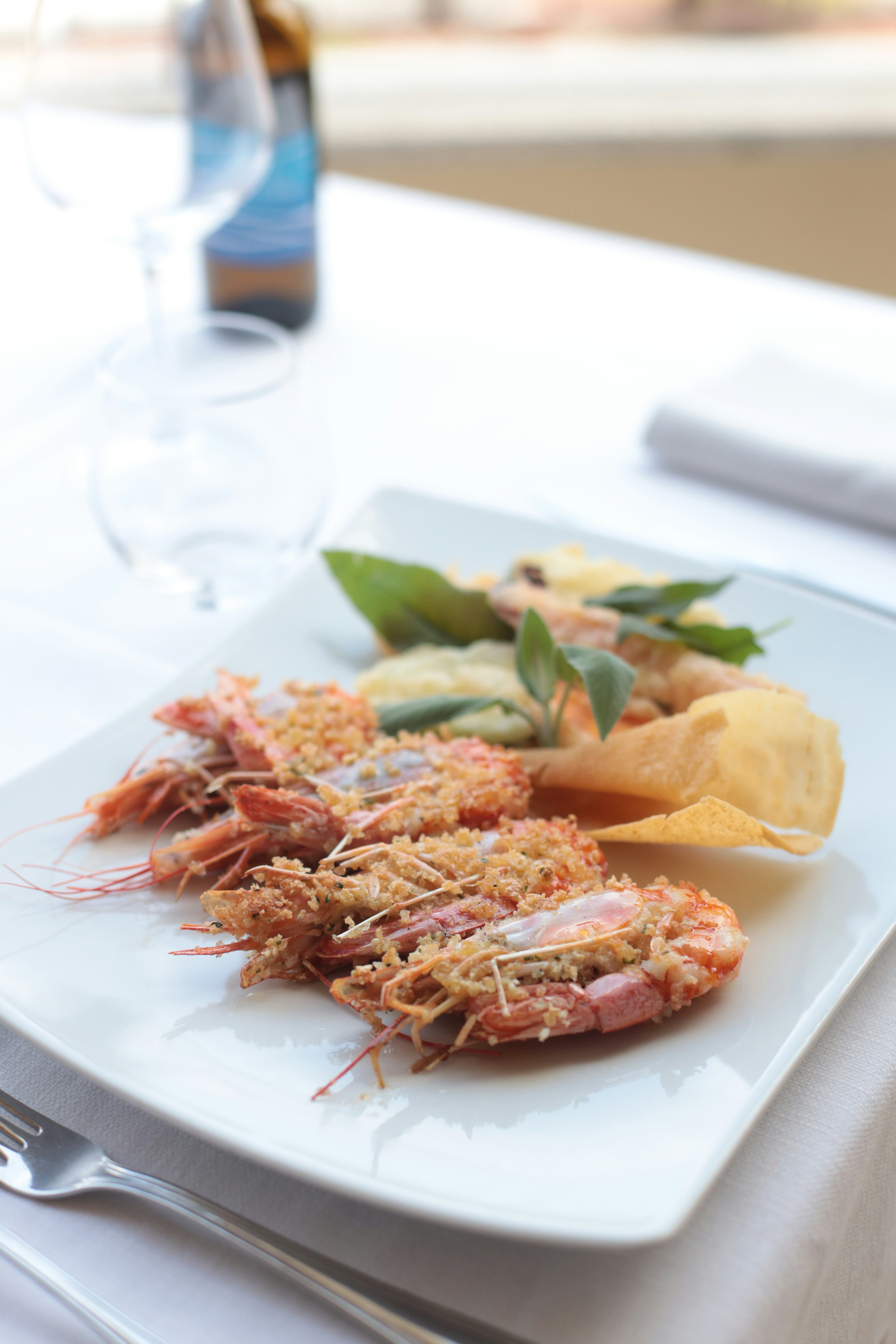 Succulent Seafood Arrangement: A Bright Plate with Prawns and Crisps