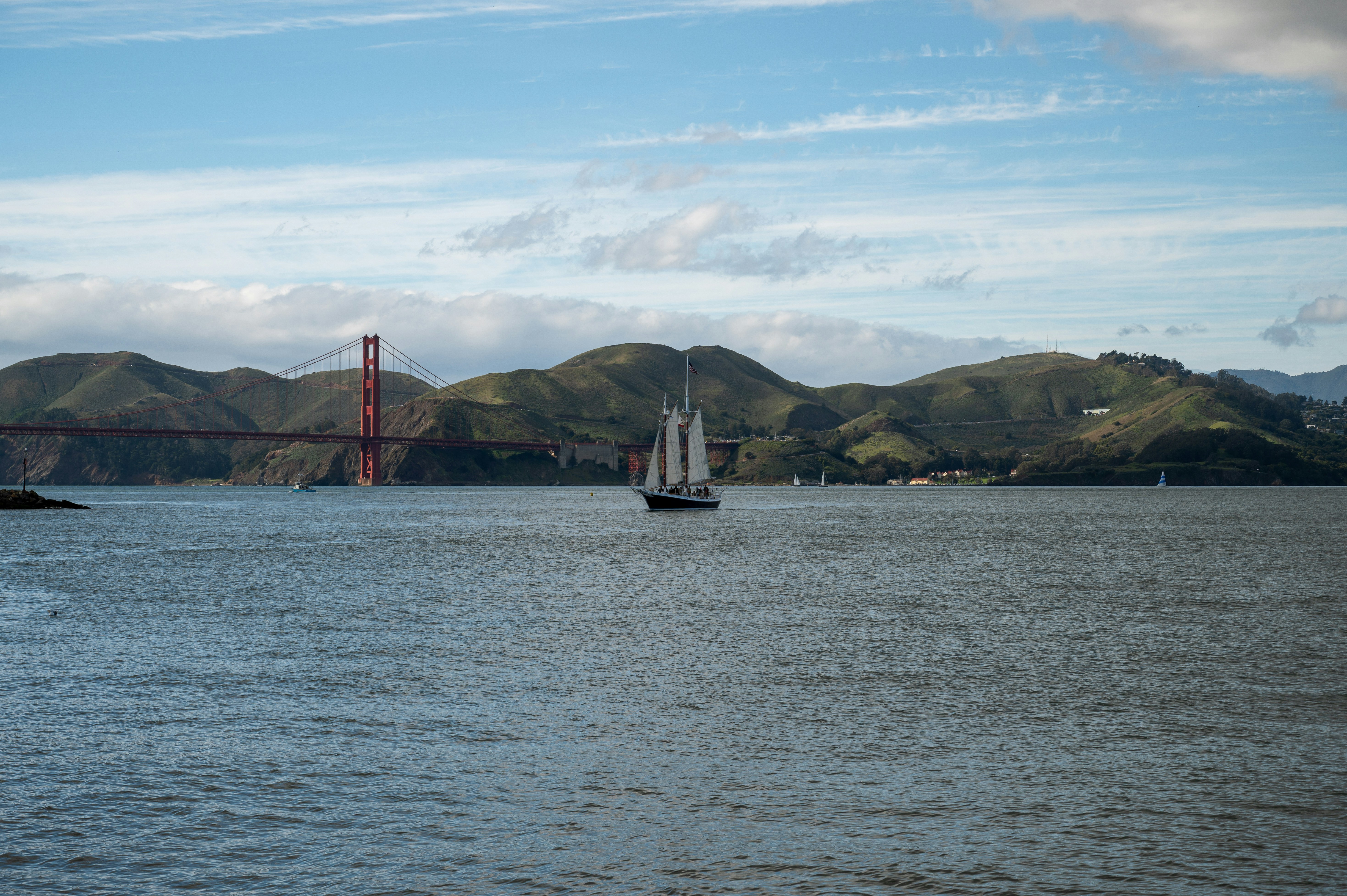 Sailing beneath the Golden Gate’s Quiet Horizon