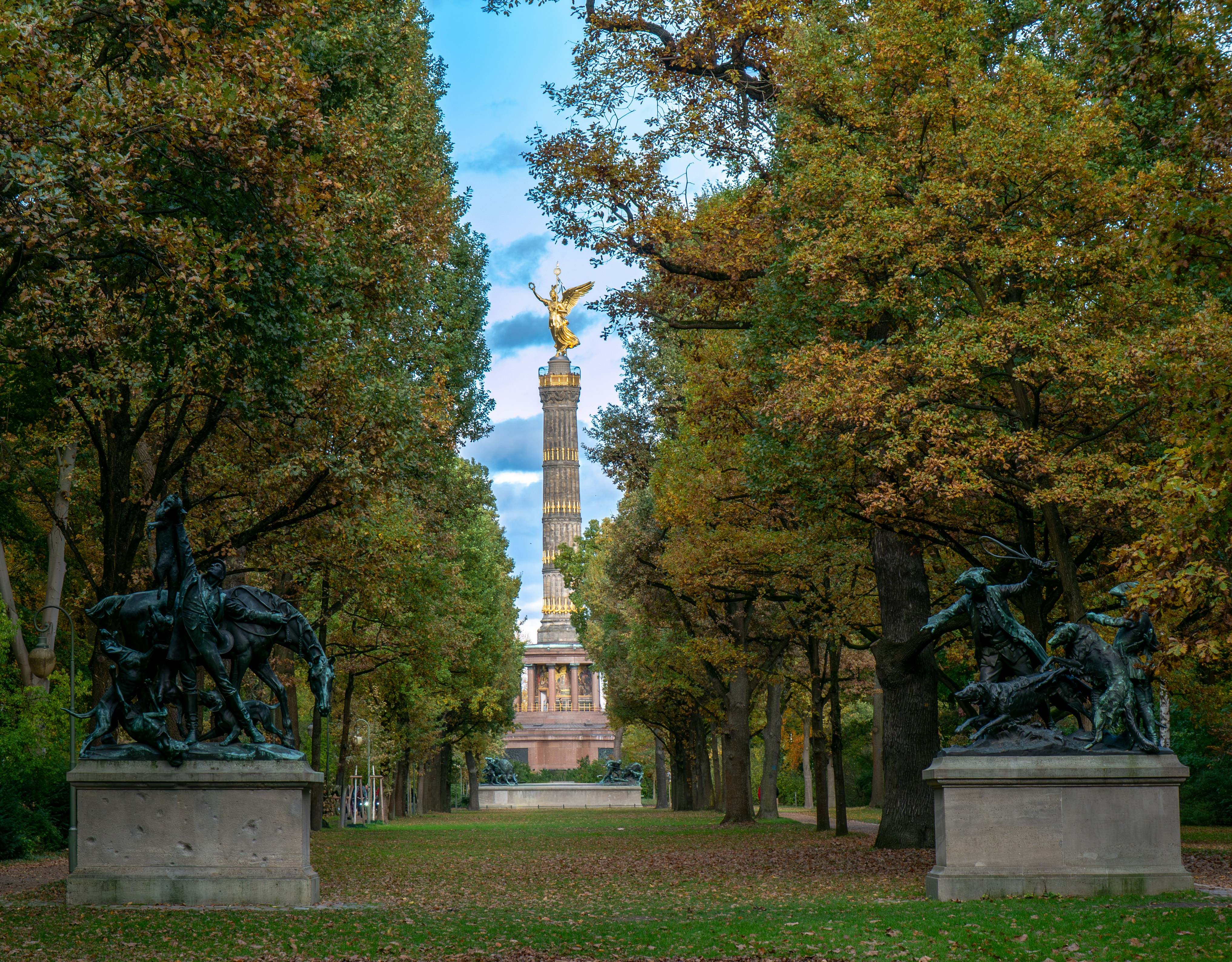 Golden Angel Over the Avenue: Monumental Symmetry in a Fall Avenue
