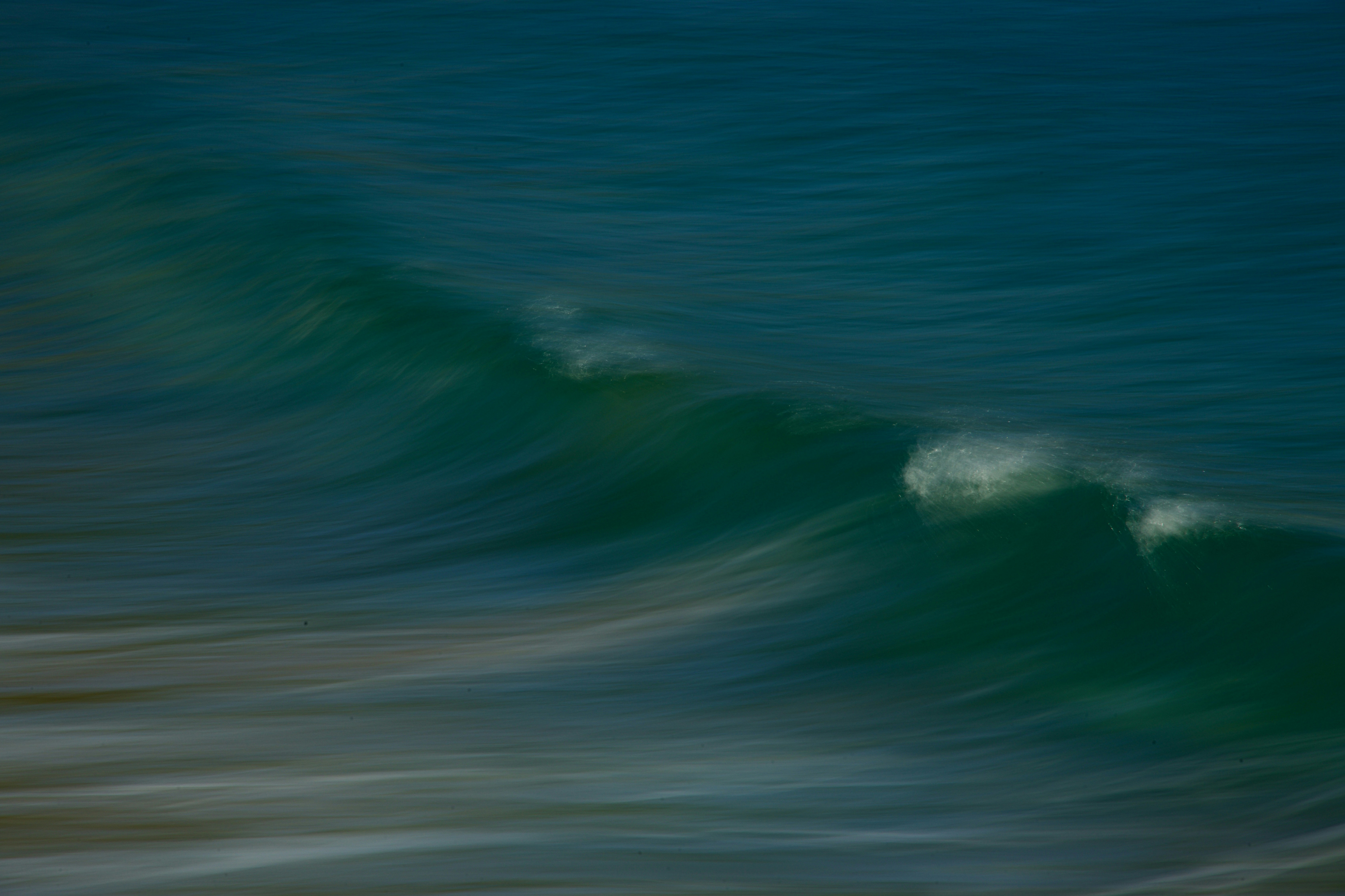 Tide in Motion: A Blurred Ocean Slice