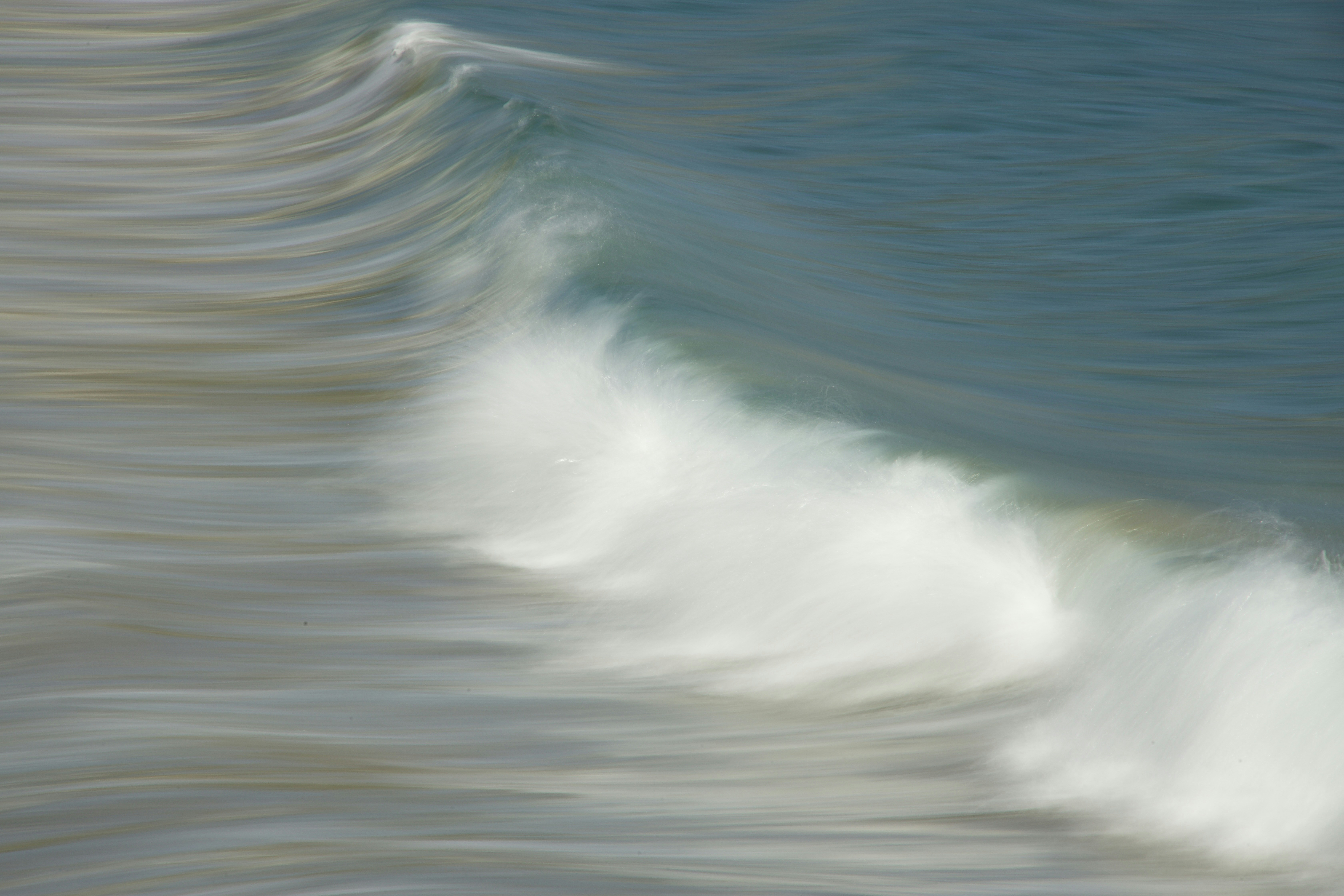 Soft Ridge: A Wave's Quiet Moment Across the Sea