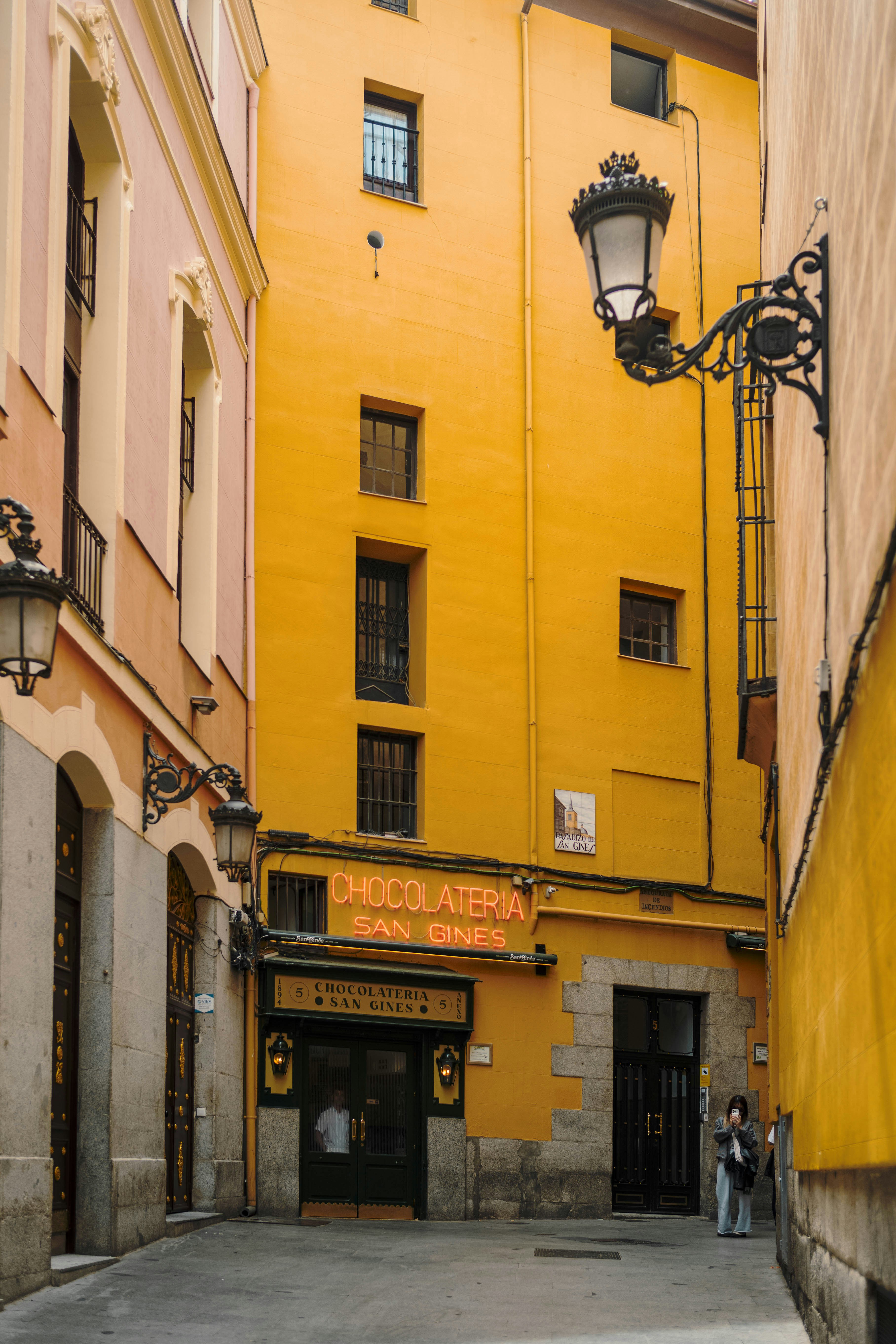 Sunlit Callejón to Chocolate: A Golden Facade Awakens the Alley