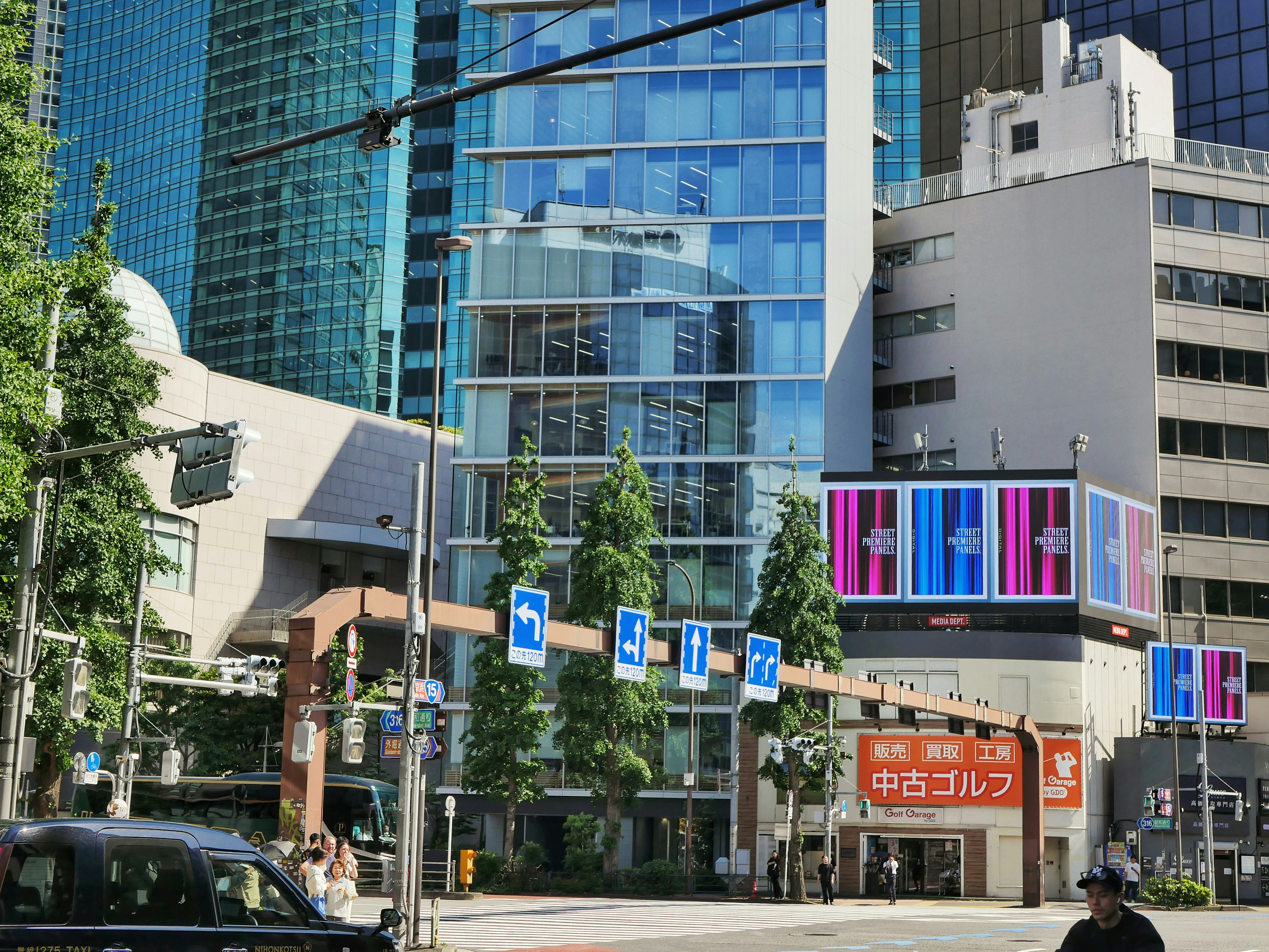 Urban Glass Chorus: Neon Facades and Transit Blues