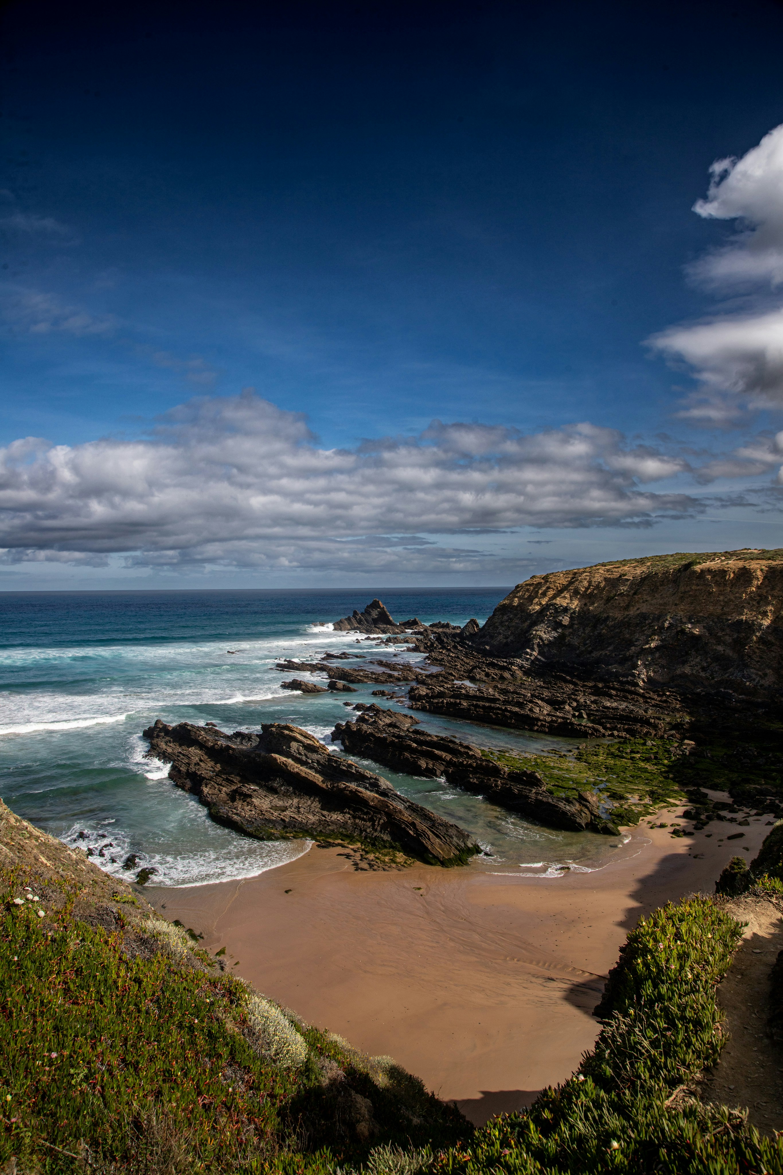 Clifftop Cove: A Winding Beach with Rugged Tides
