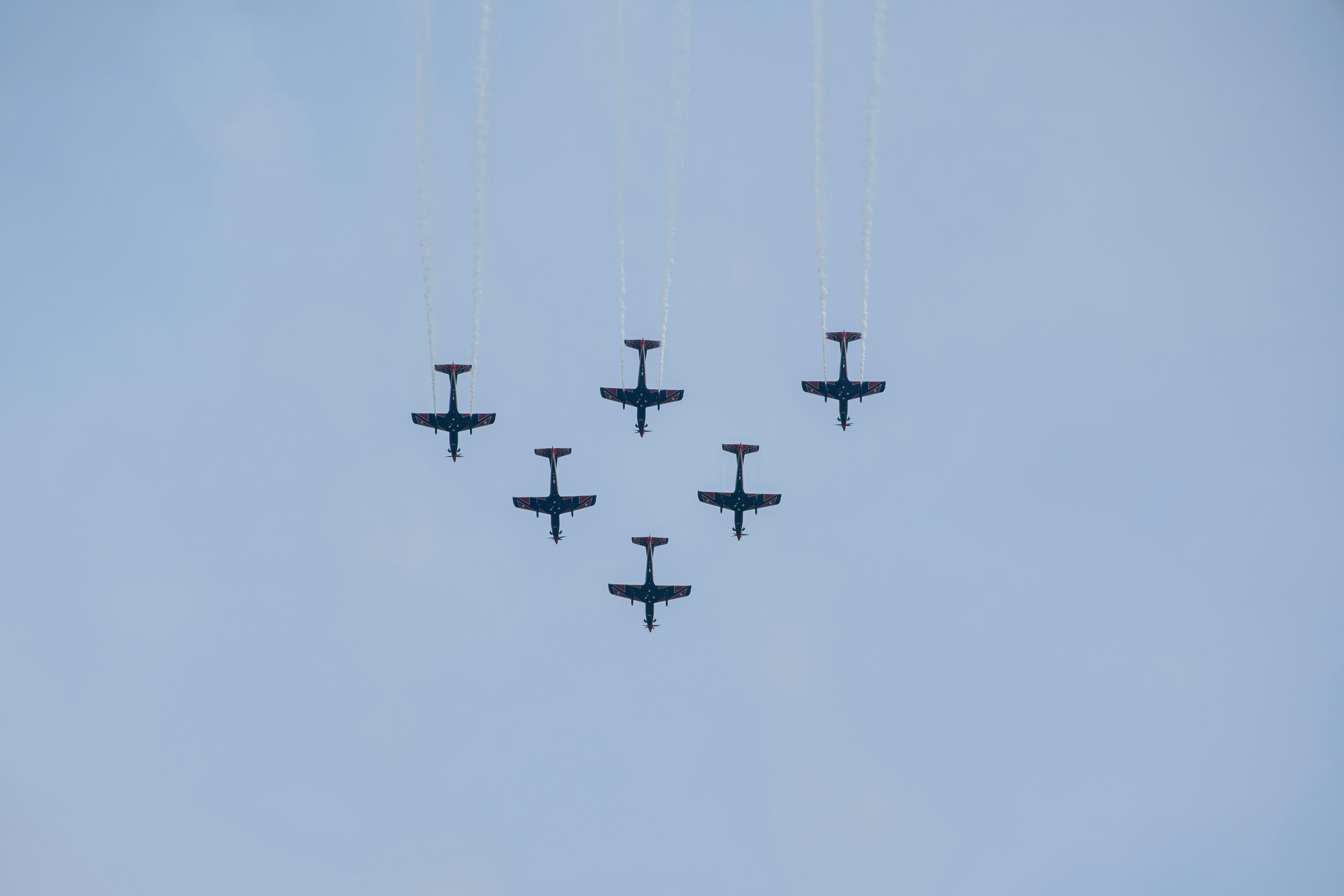 Wingtip Chorus: Seven Jets in a Skyward Arrow