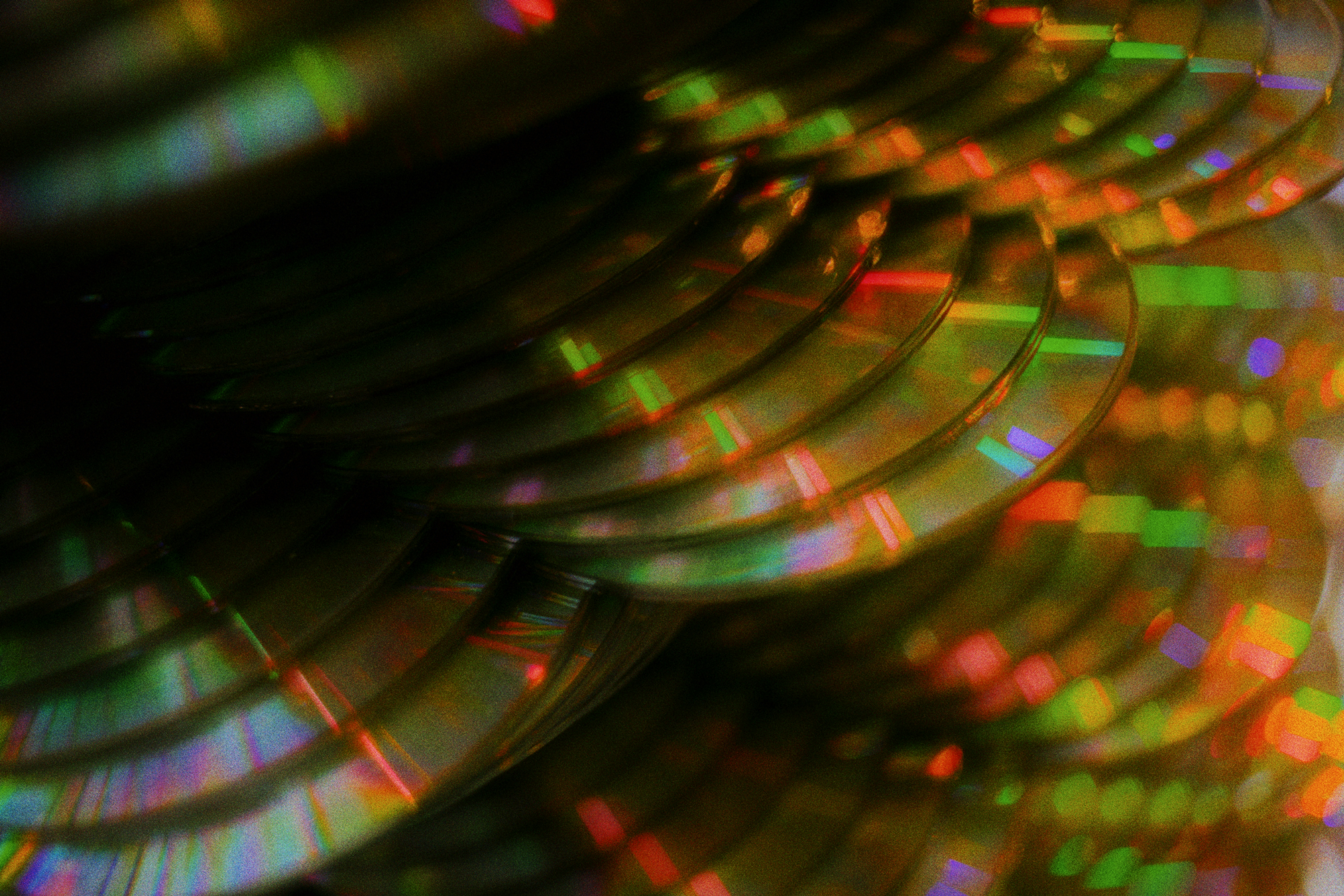Iridescent Loops: A Close Dance of CD Threads