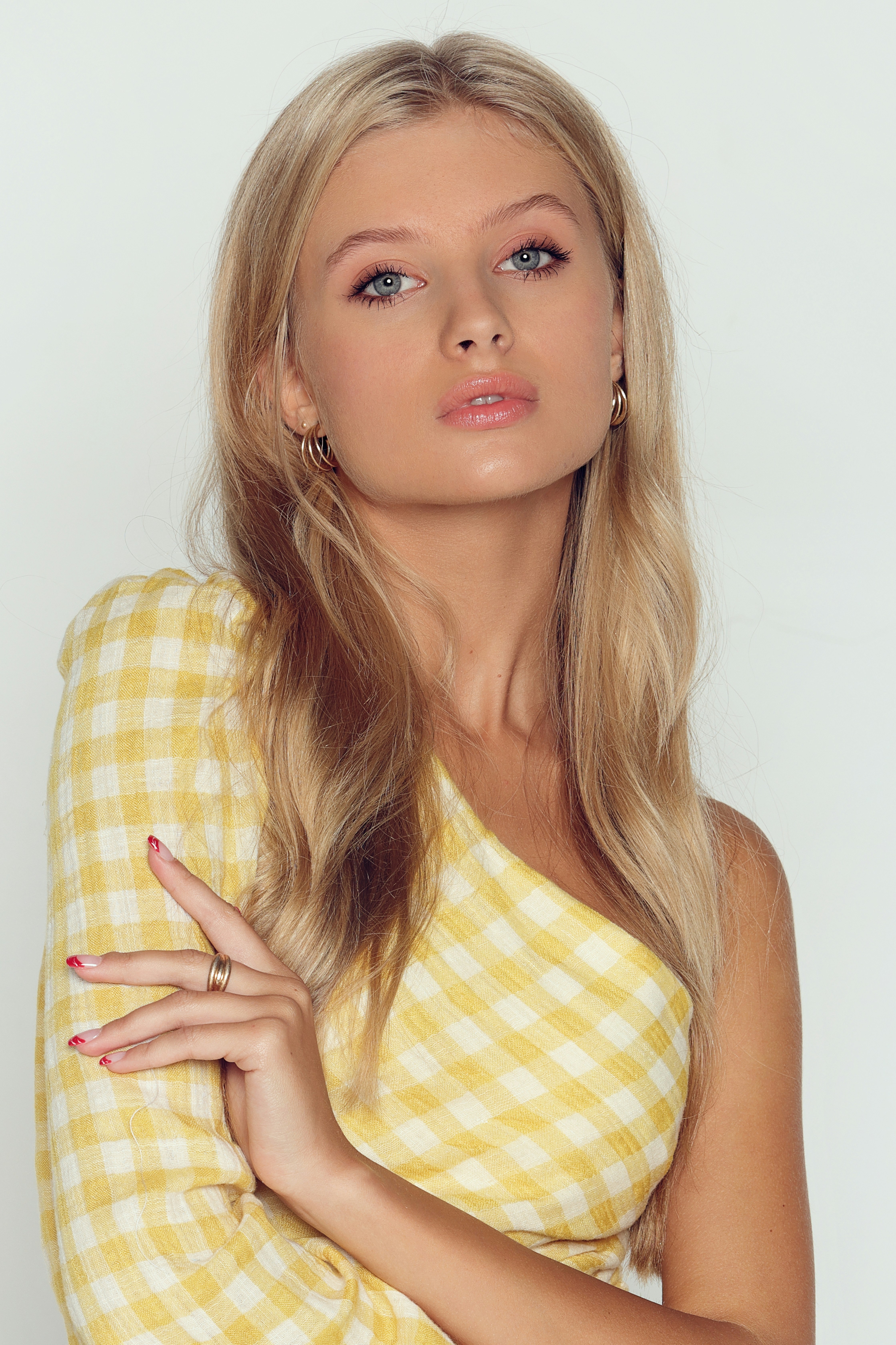 Sunlit Confidence: Golden Hour Glamour in Yellow Checks