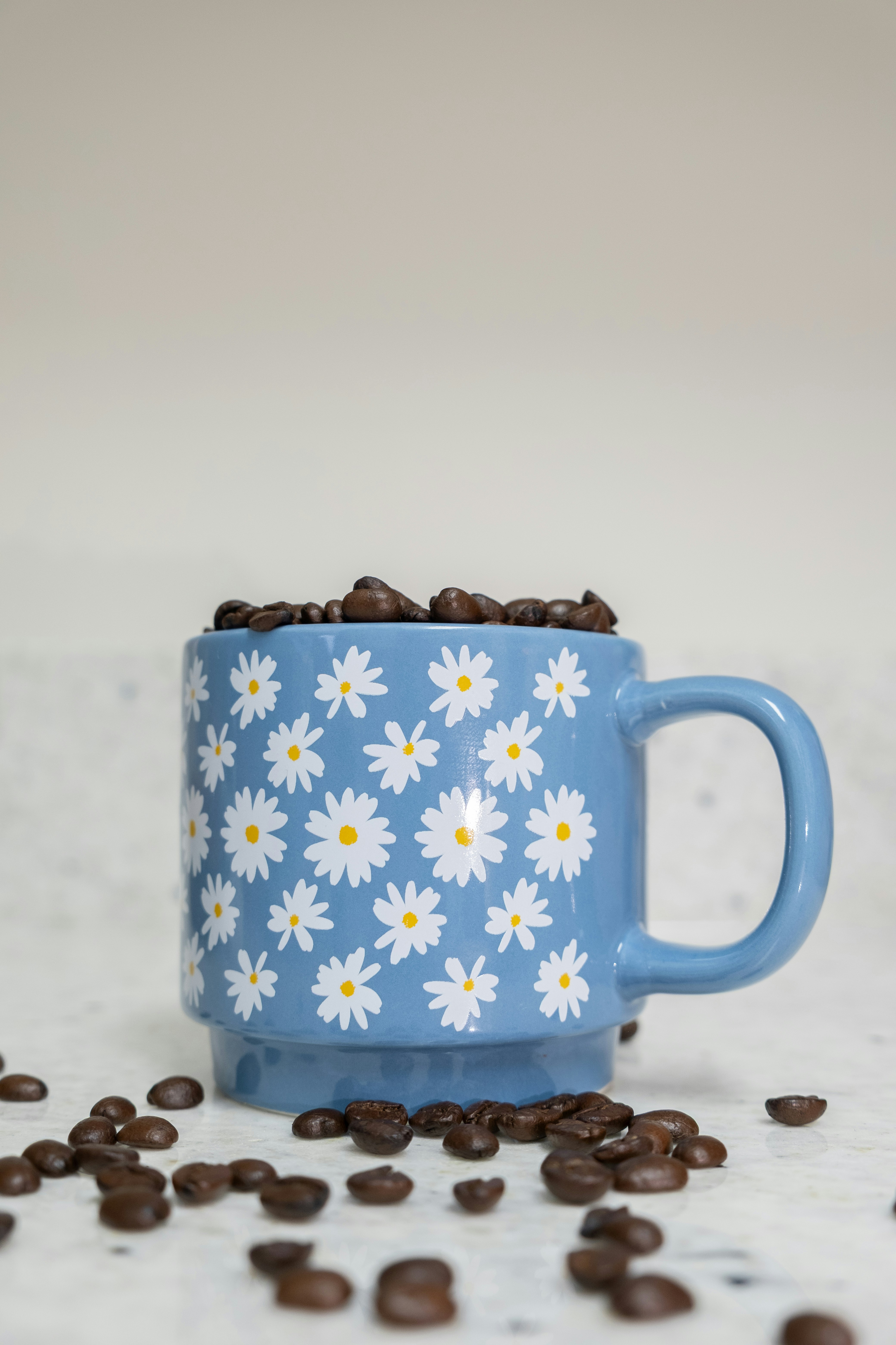 Blue Daisy Mug: Coffee Beans Crown the Cup