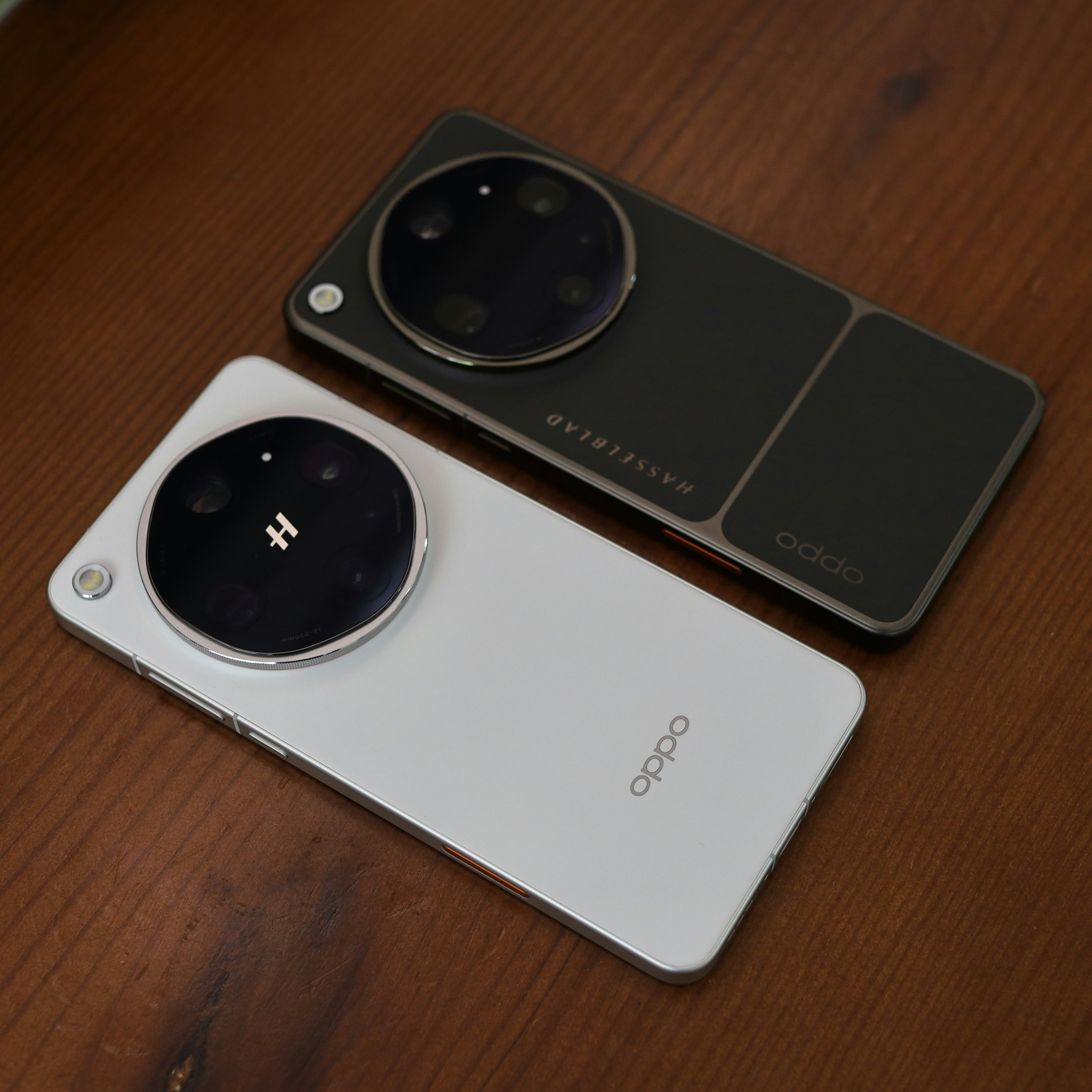 Two Phones, One Close-up: A Quiet Showcase of Circular Camera Housings