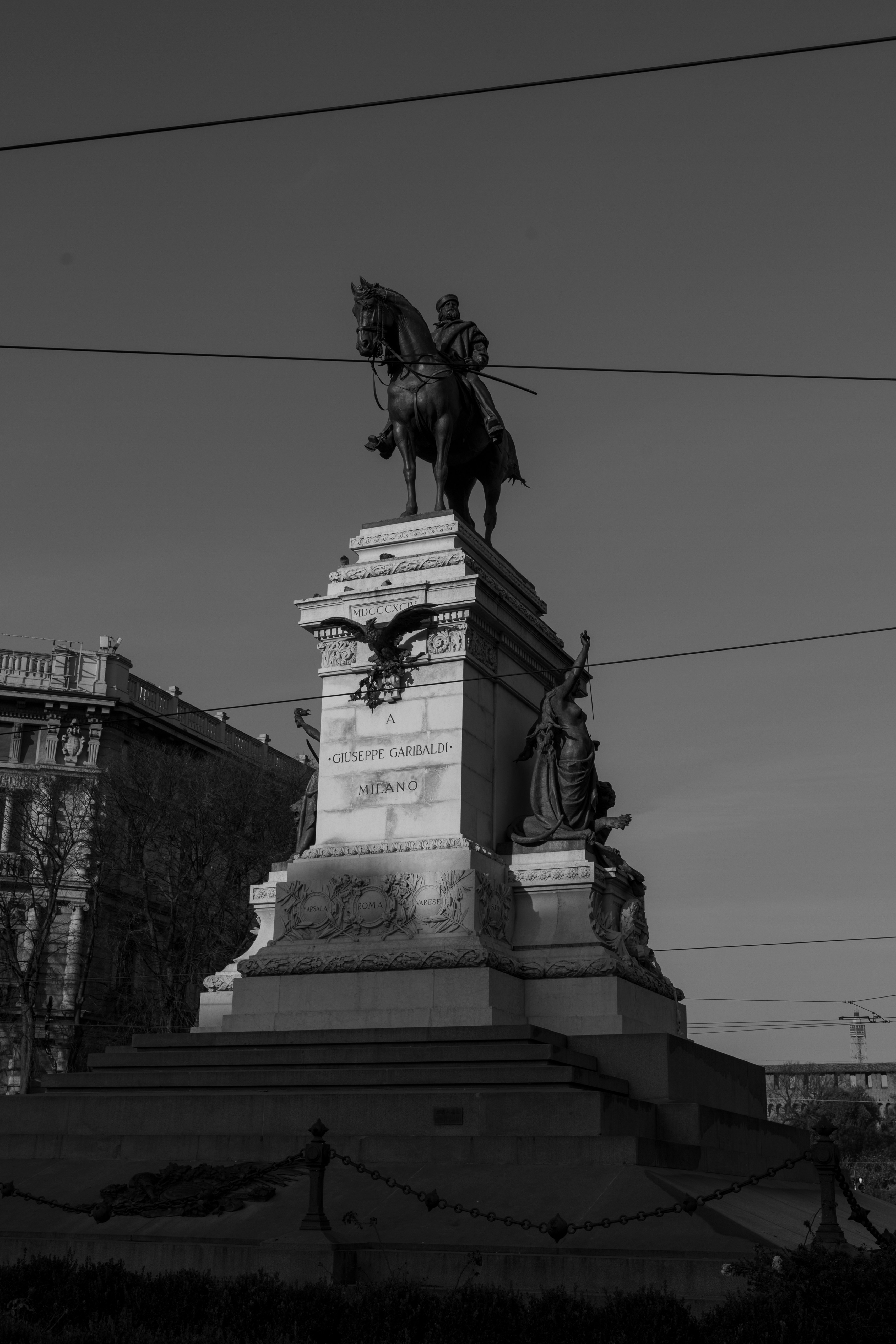 Equest rogue: the equestrian statue ascending the stone pedestal