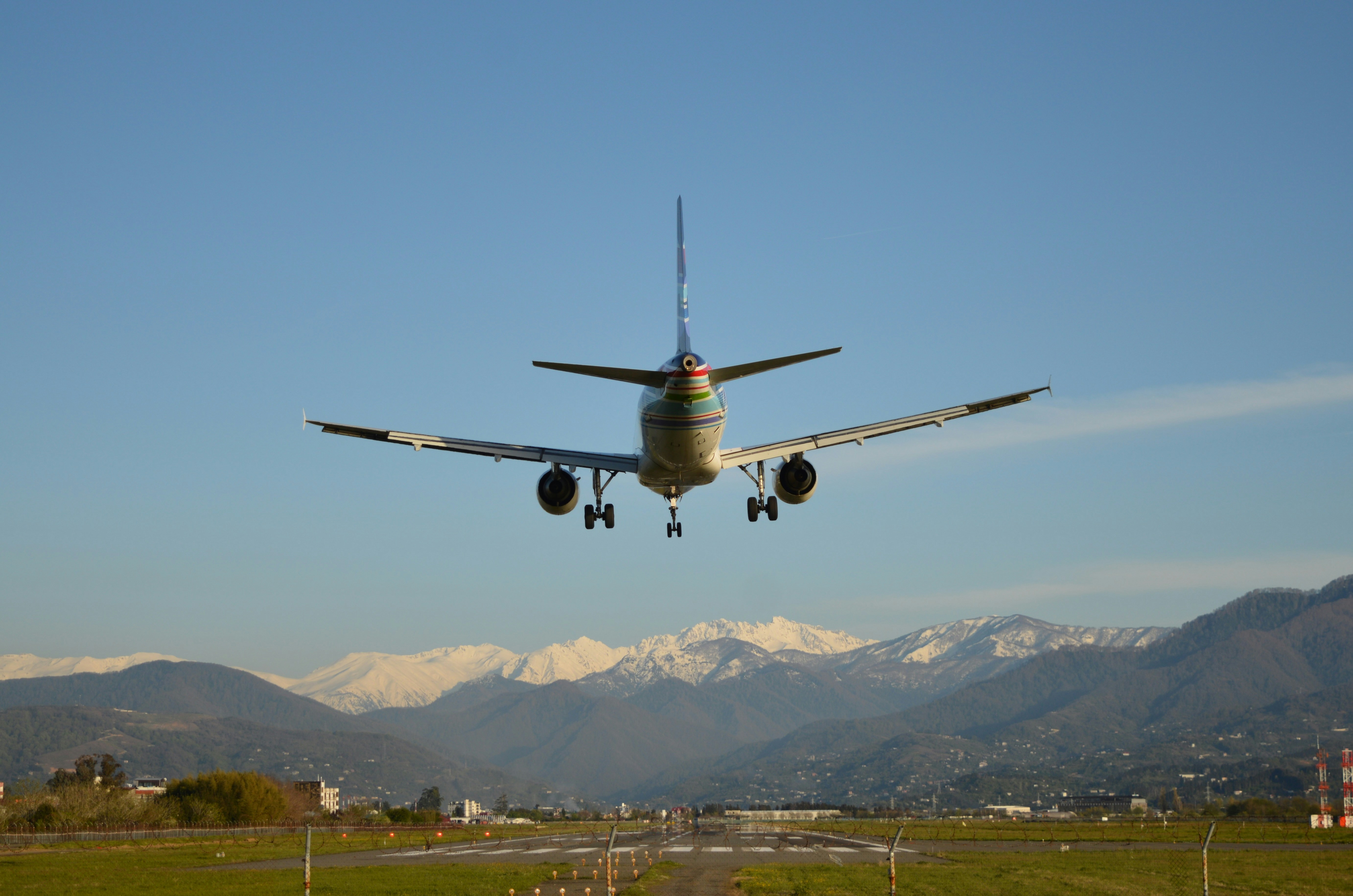 Approaching Precision: A Narrow-Body Jet Descends Toward a Mountain Ridge