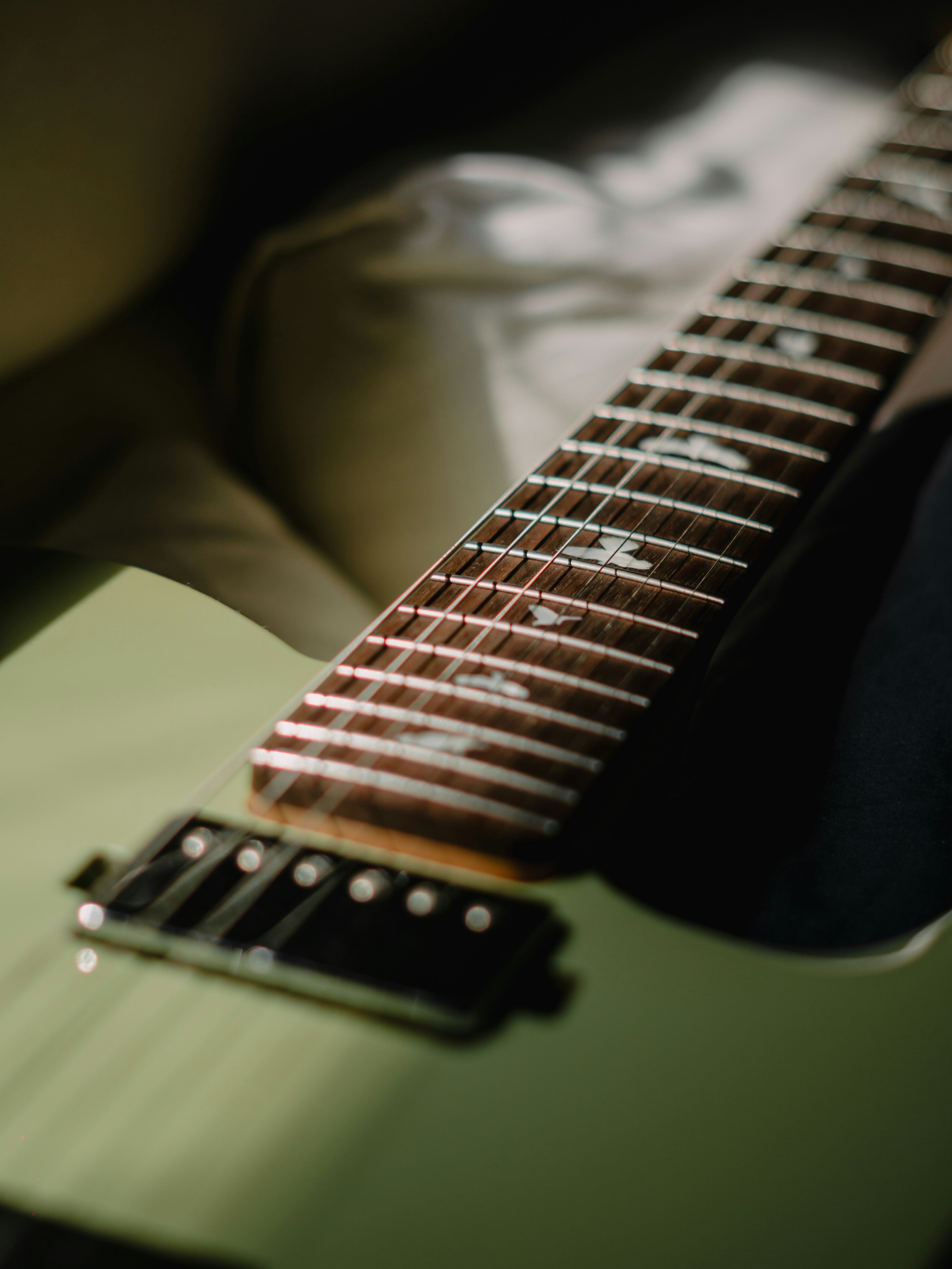 Green Telecaster Strings: A Close-Up of Craft and Tone
