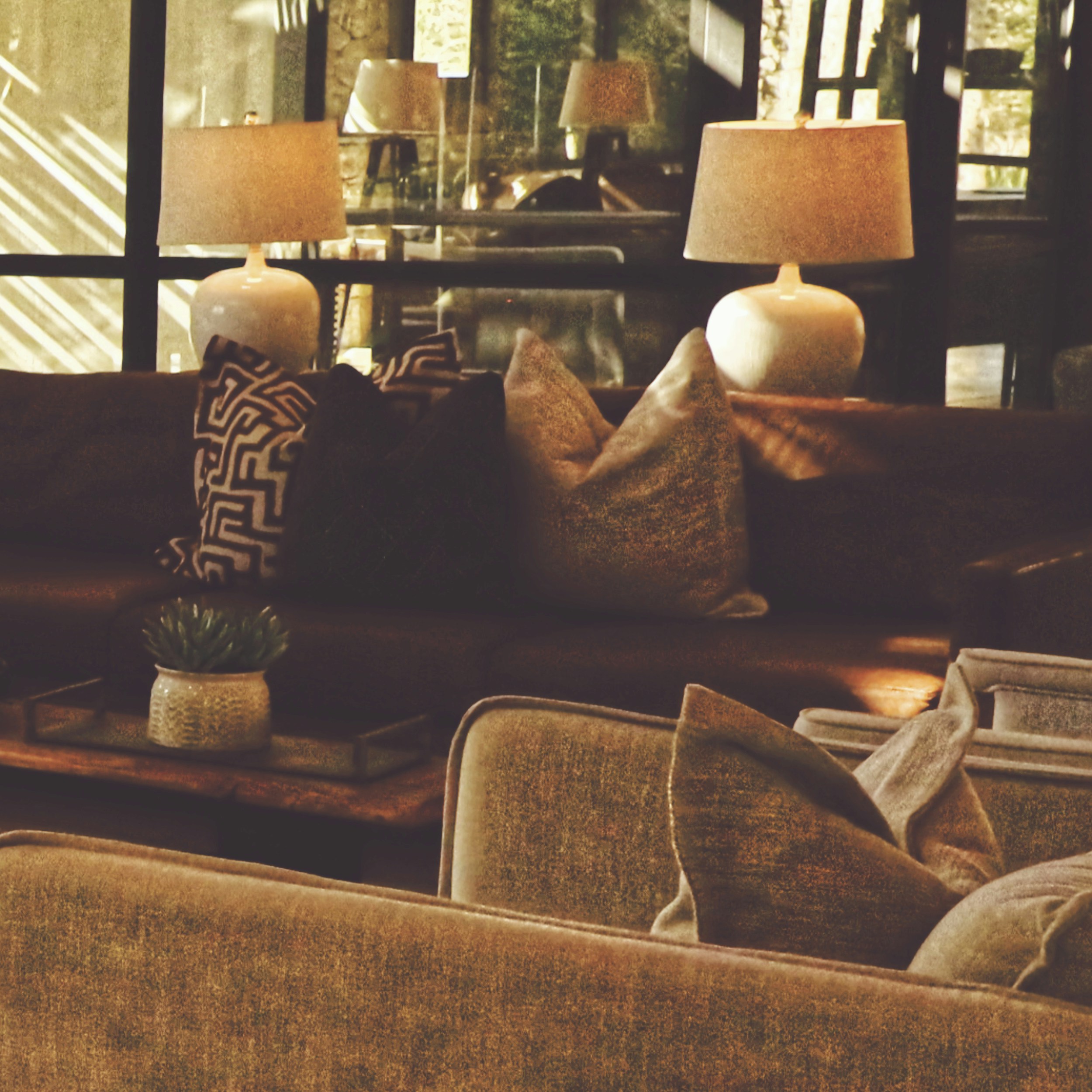 Warm Lounge Silence: Cushions, Lamps, and Quiet Light