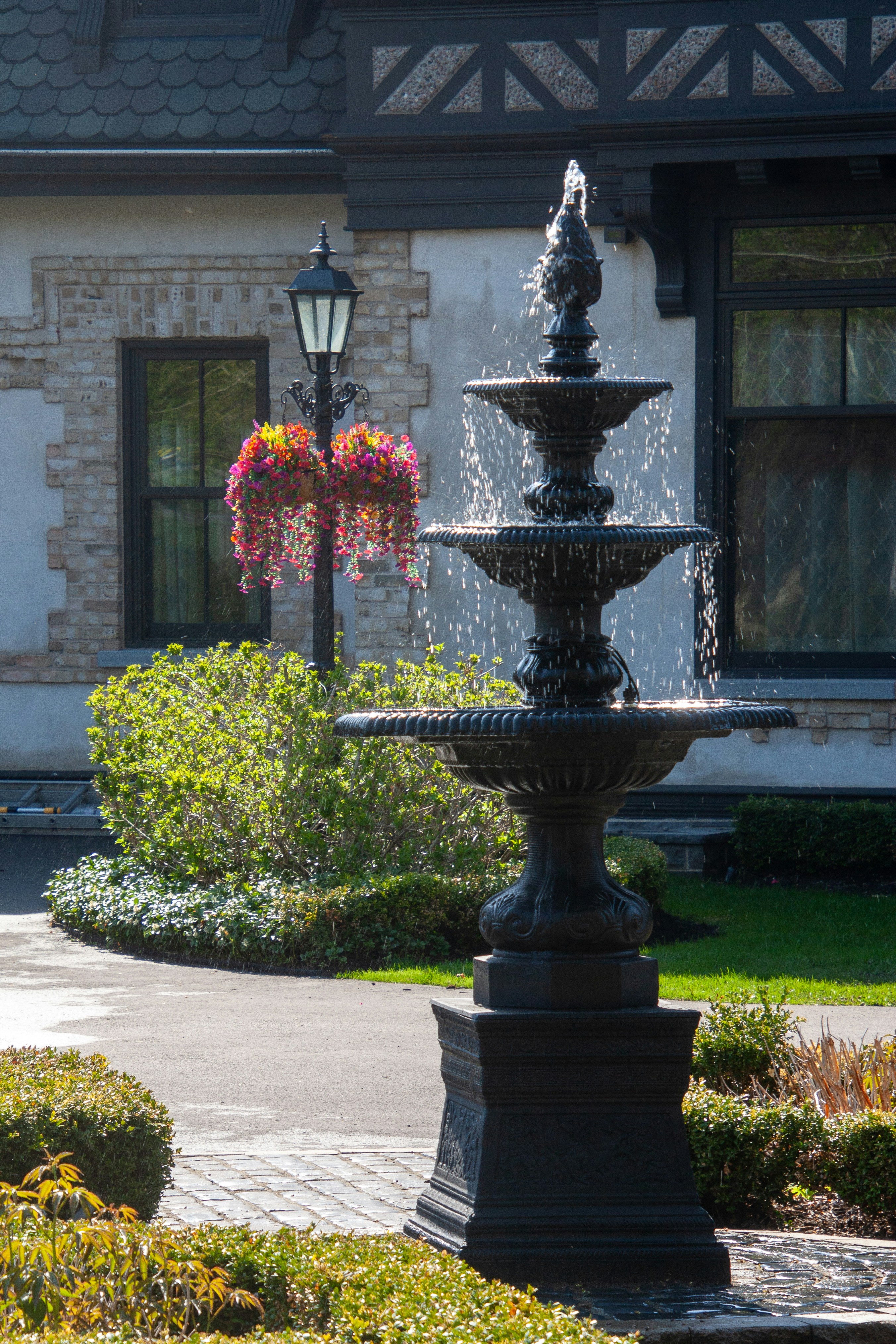 Sunlit Courtesy: A Classic Courtyard Fountain Framed by Ivy and Lanterns
