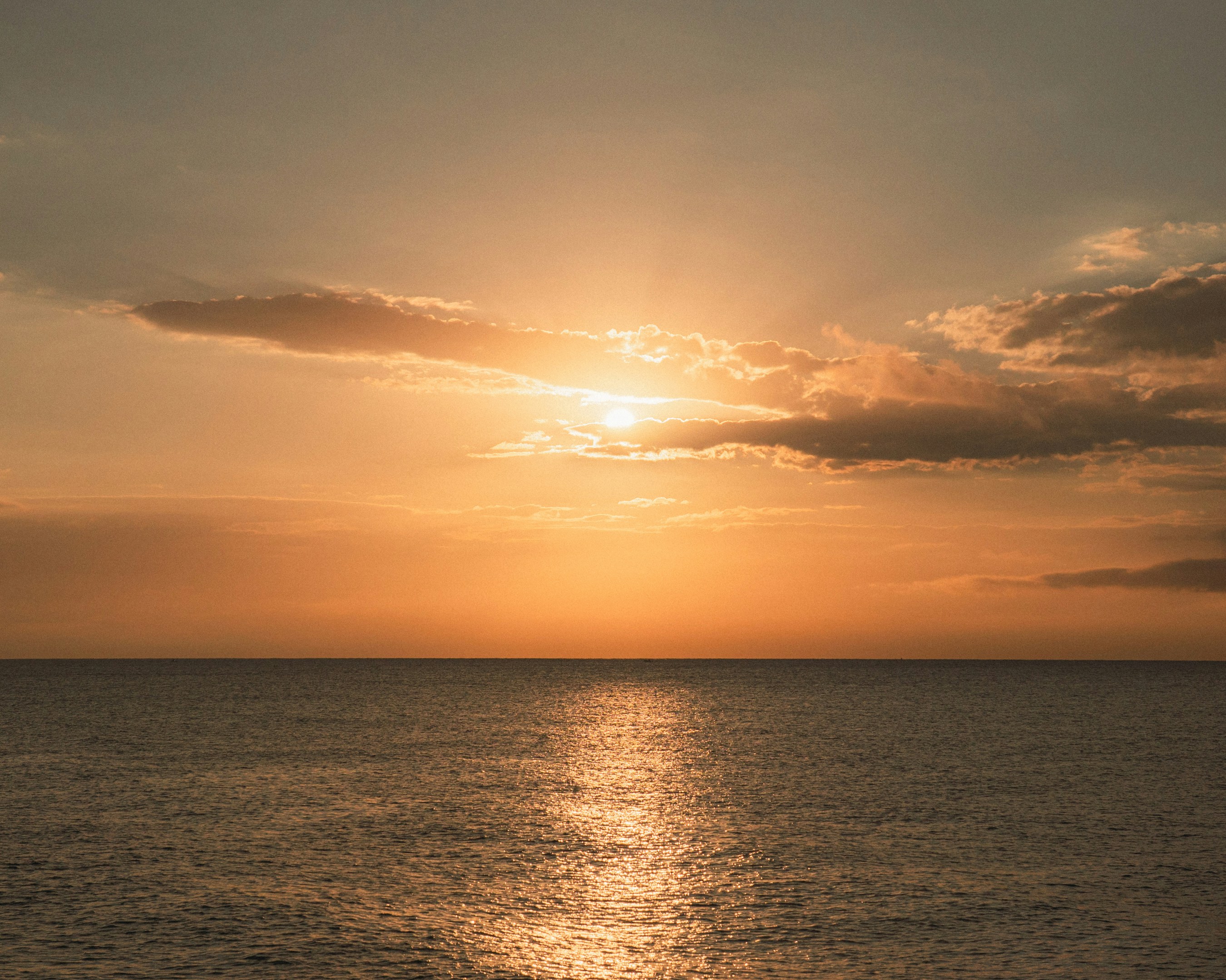 Horizon Gold: Sunset Softness Across the Quiet Sea