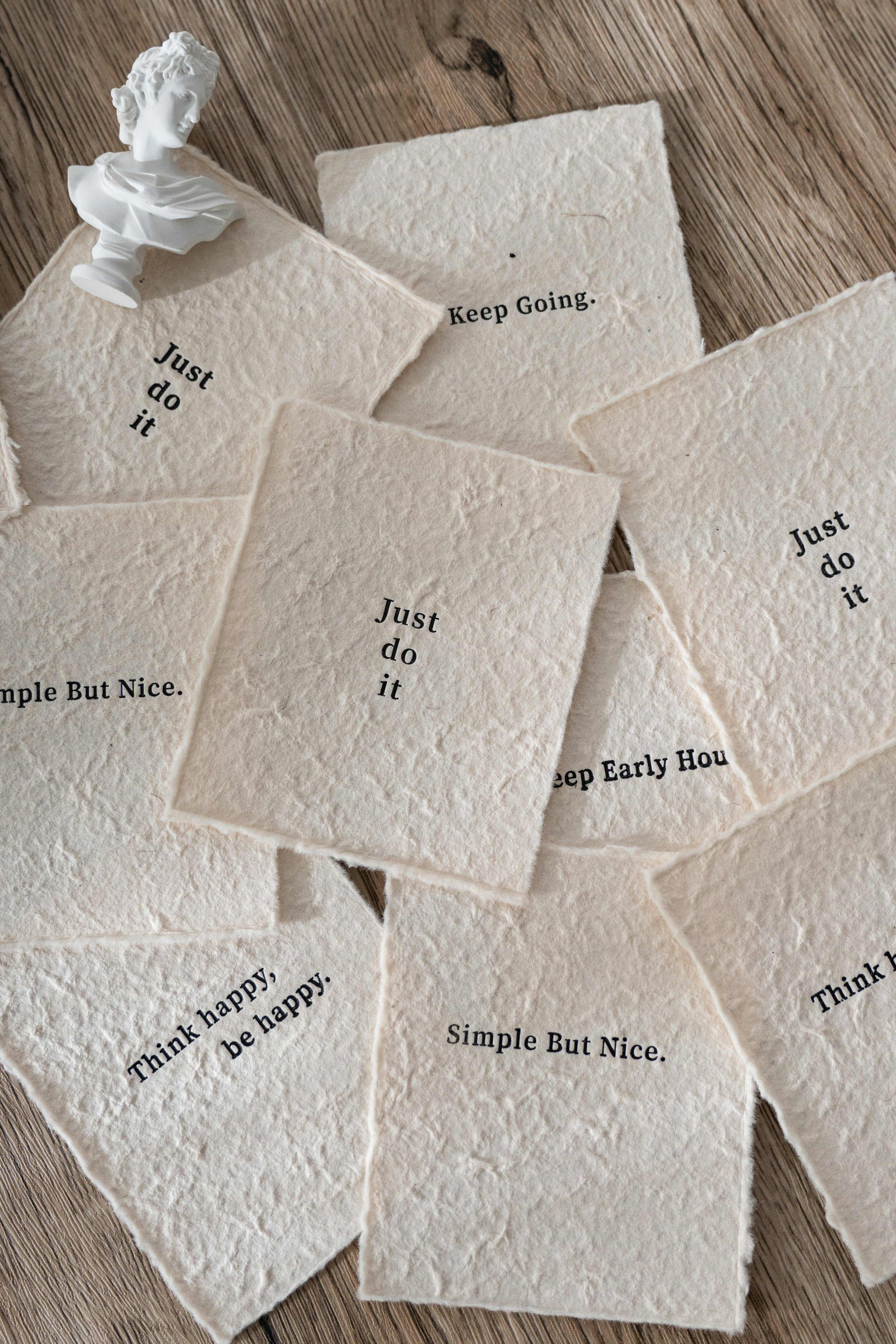 Keepsake Cards: Motivational Notes on a Wooden Surface