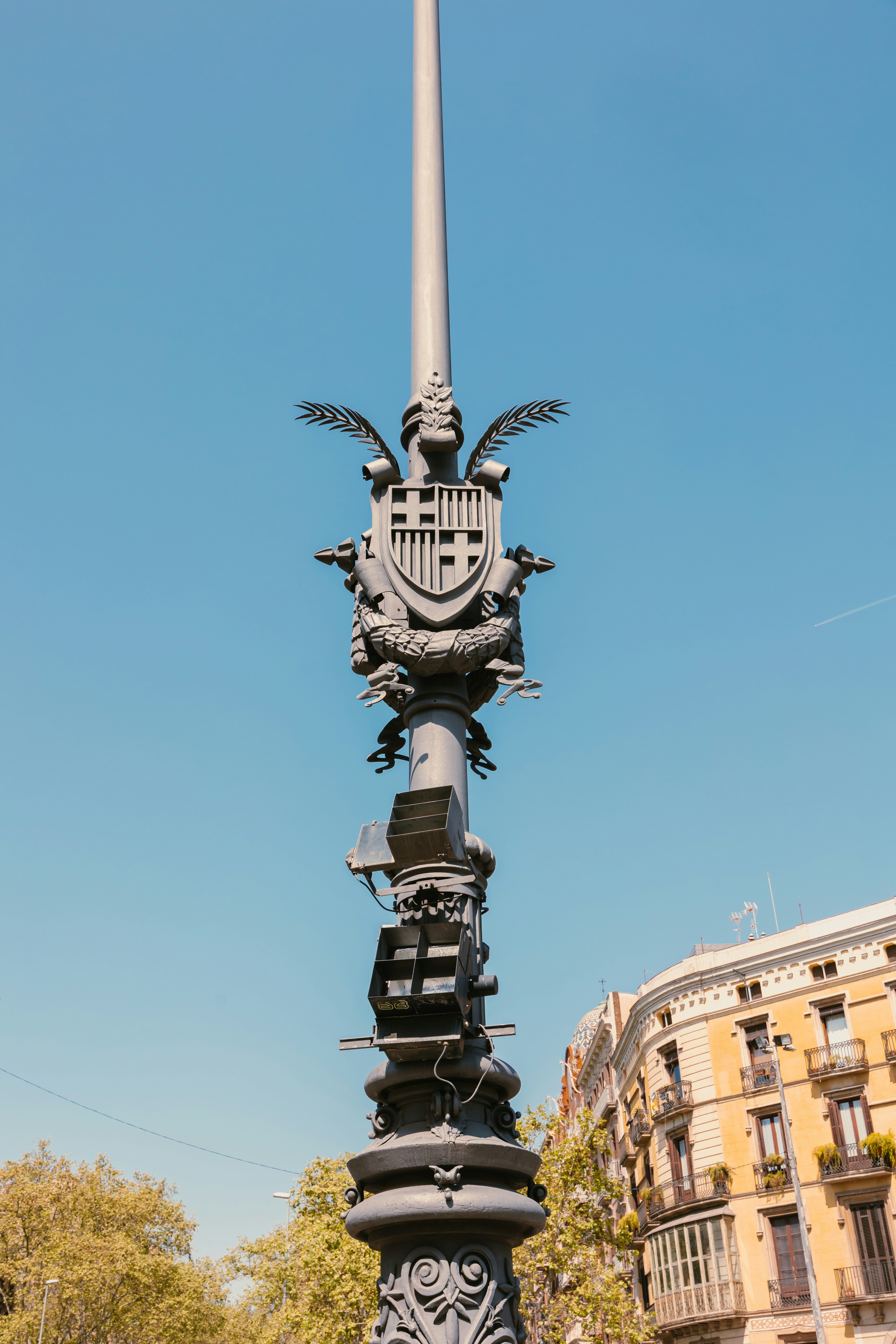 Heraldic Spire Rising: A City Monument Against a Clear Sky