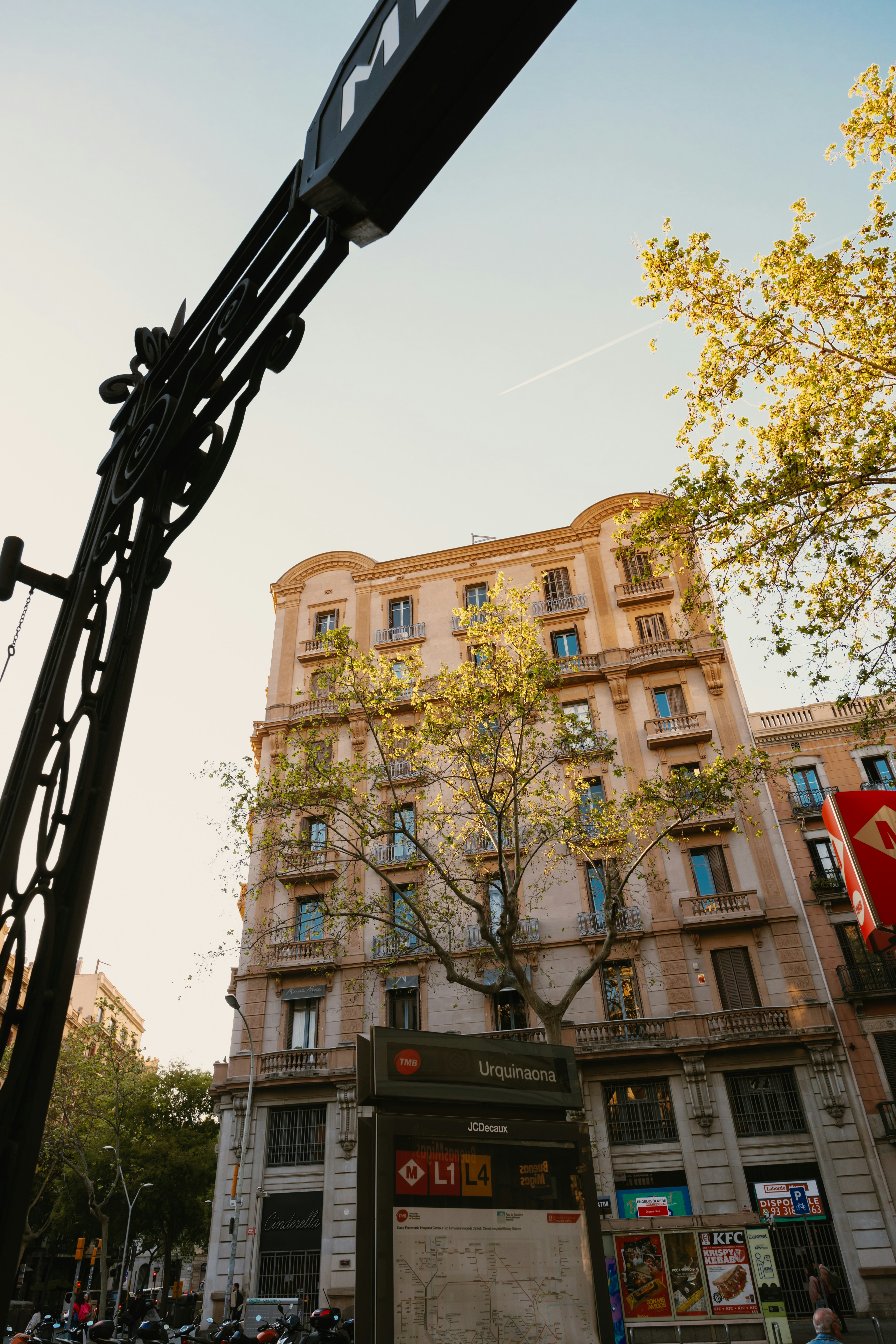 Urban Elegance: Facade Under a Gentle Canary Sky