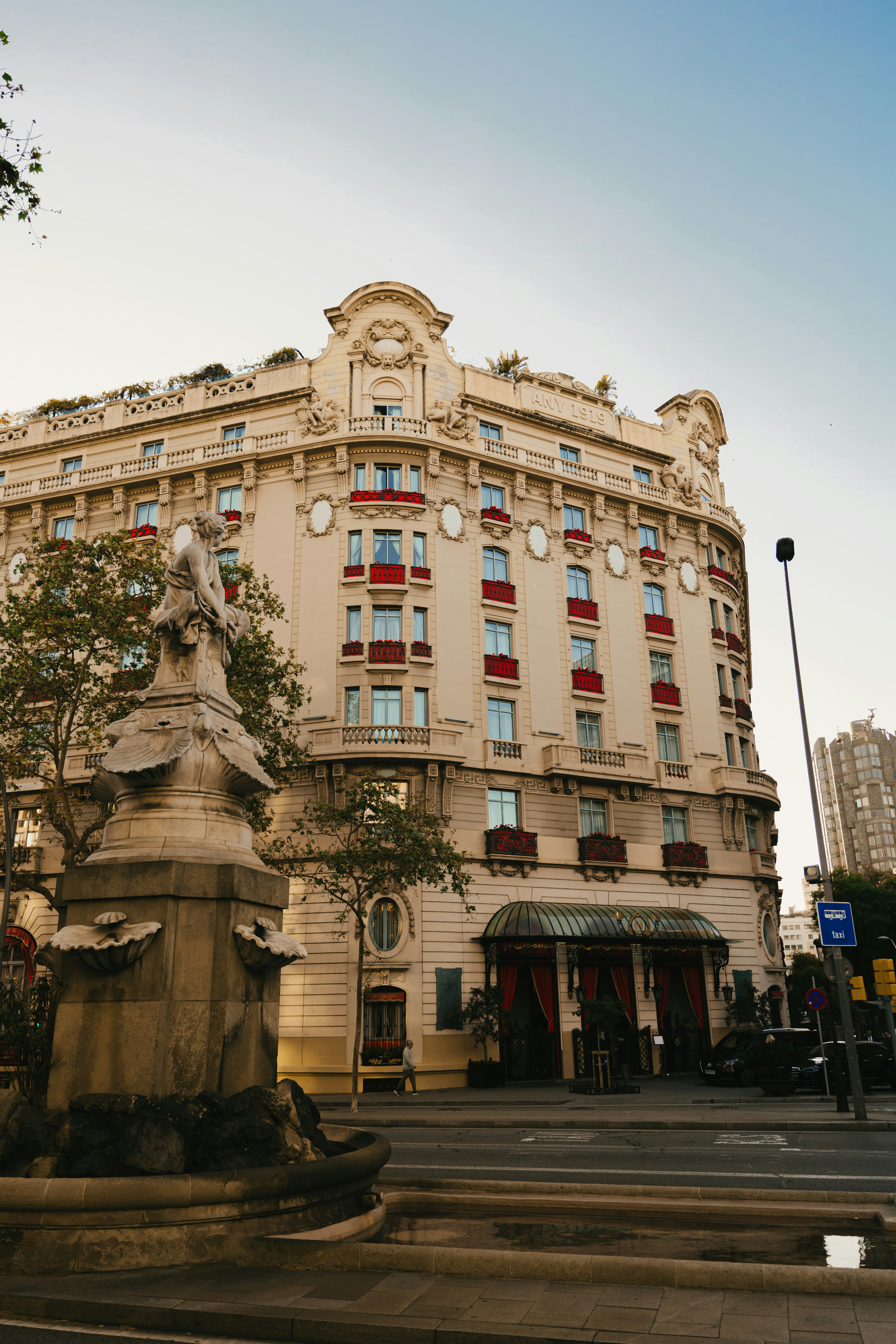 Graceful Facade and Monument: An Elegant City Corner