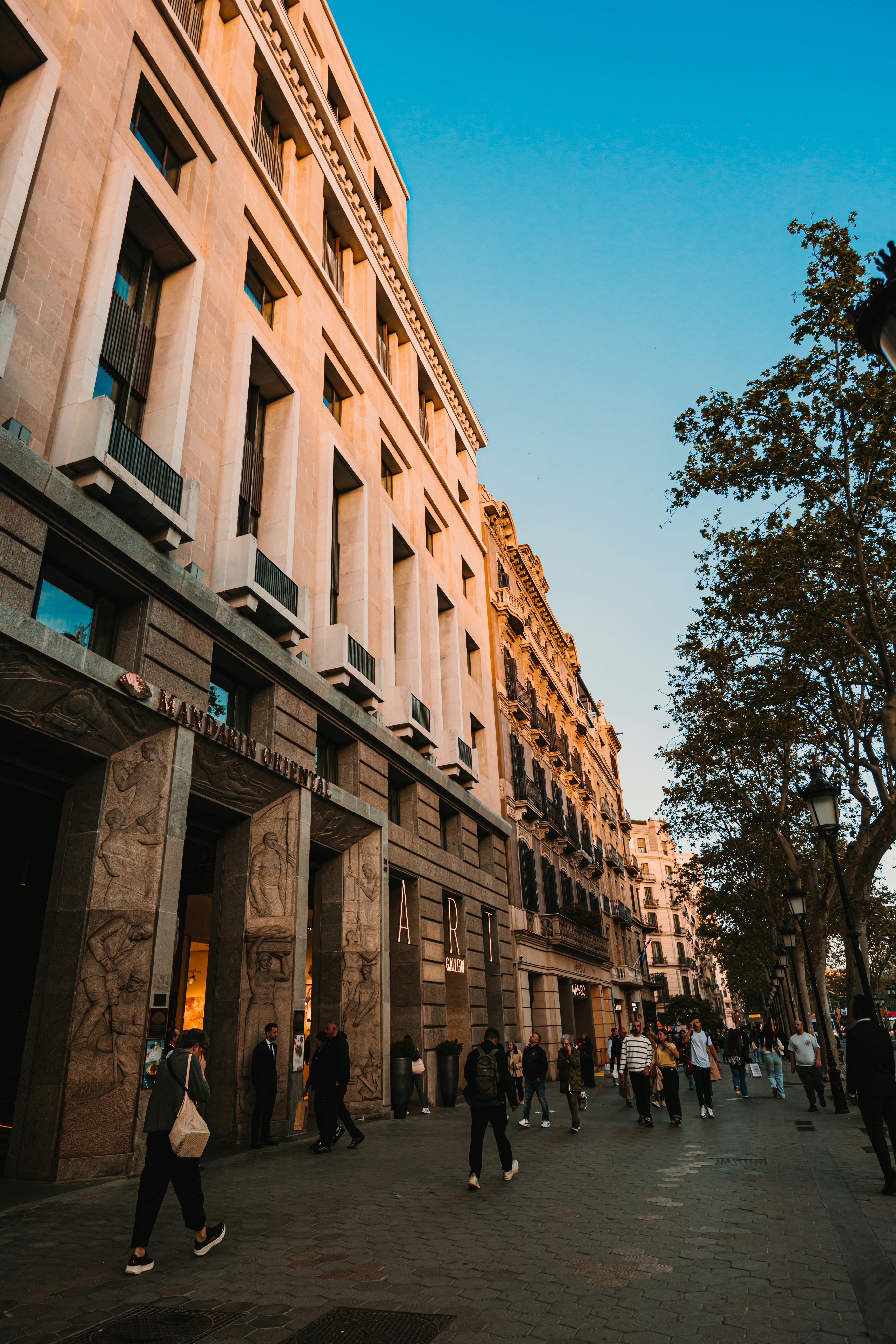 City Rhythm Along a Sunlit Boulevard