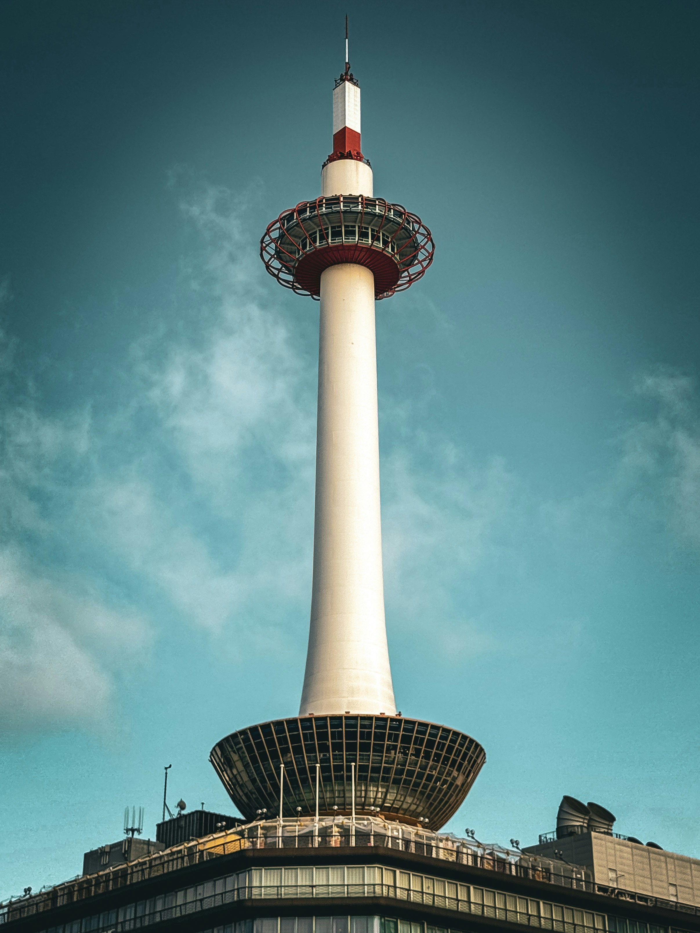 Tower Above the City: A Skyward View of a Modern Communications Mast
