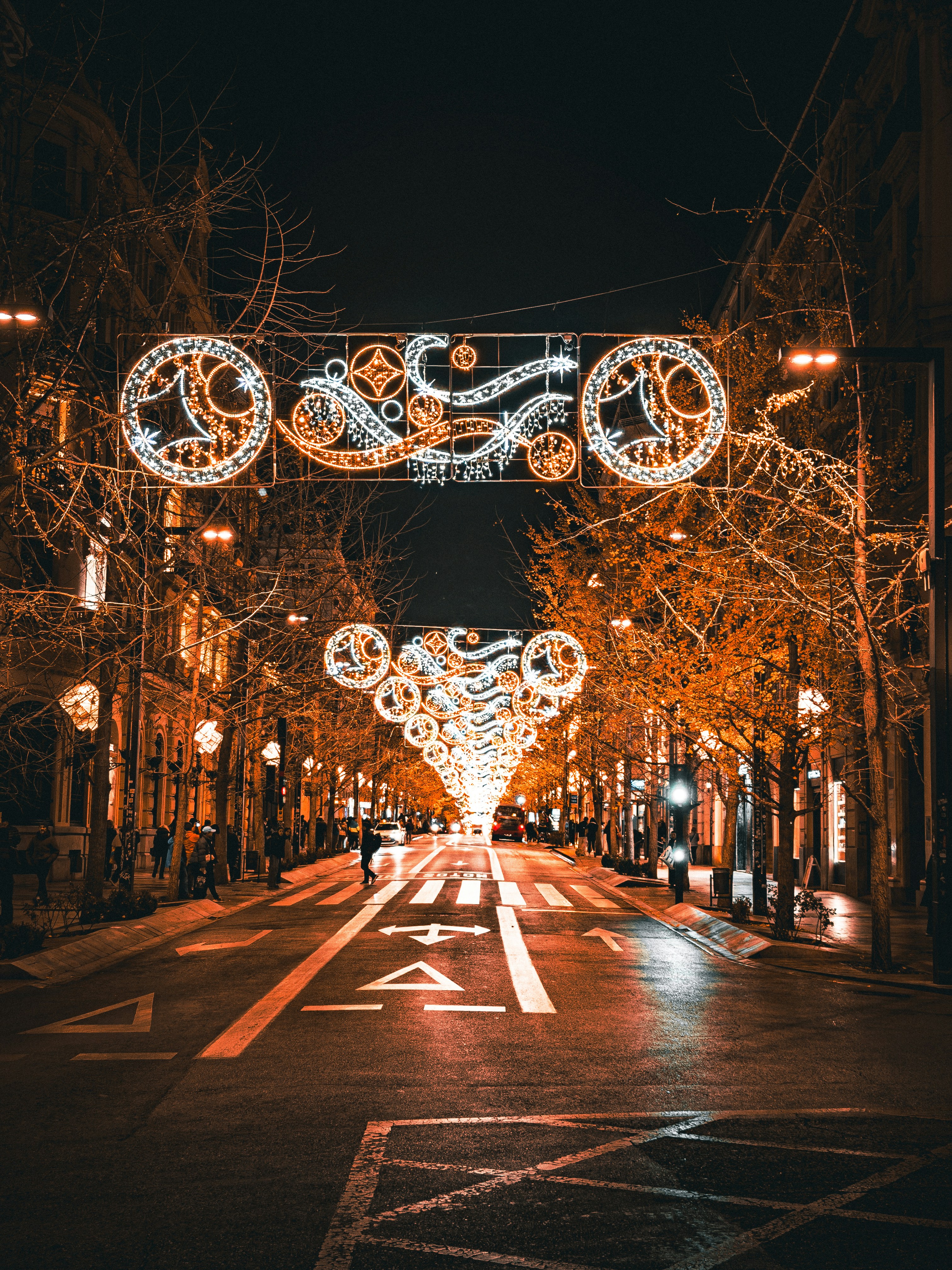 Glow-Pulsing Avenida: Night Street Luminaires Over a Quiet Boulevard