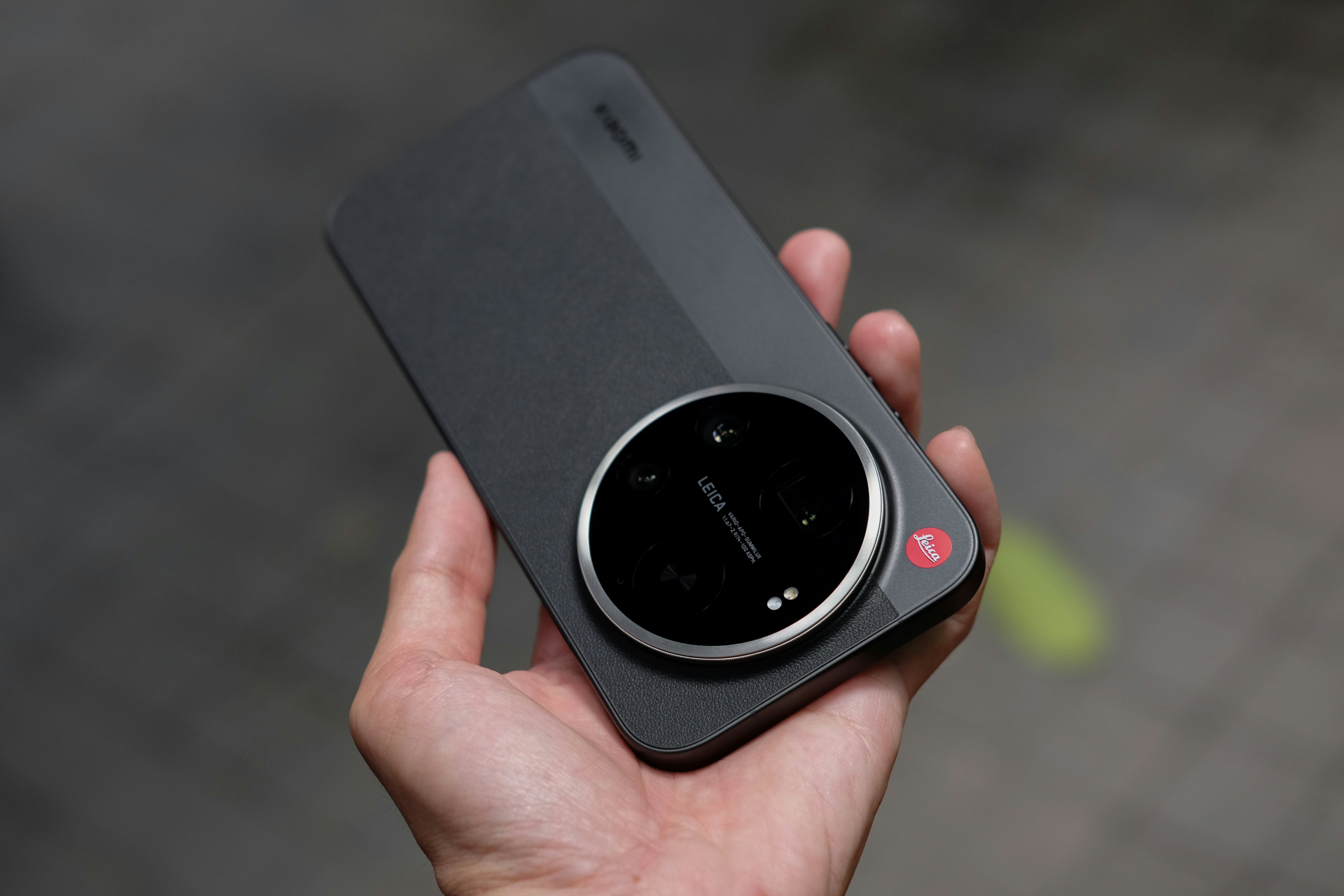 Precision in Handheld Tech: The Compact Lens Dial of a Modern Phone Accessory