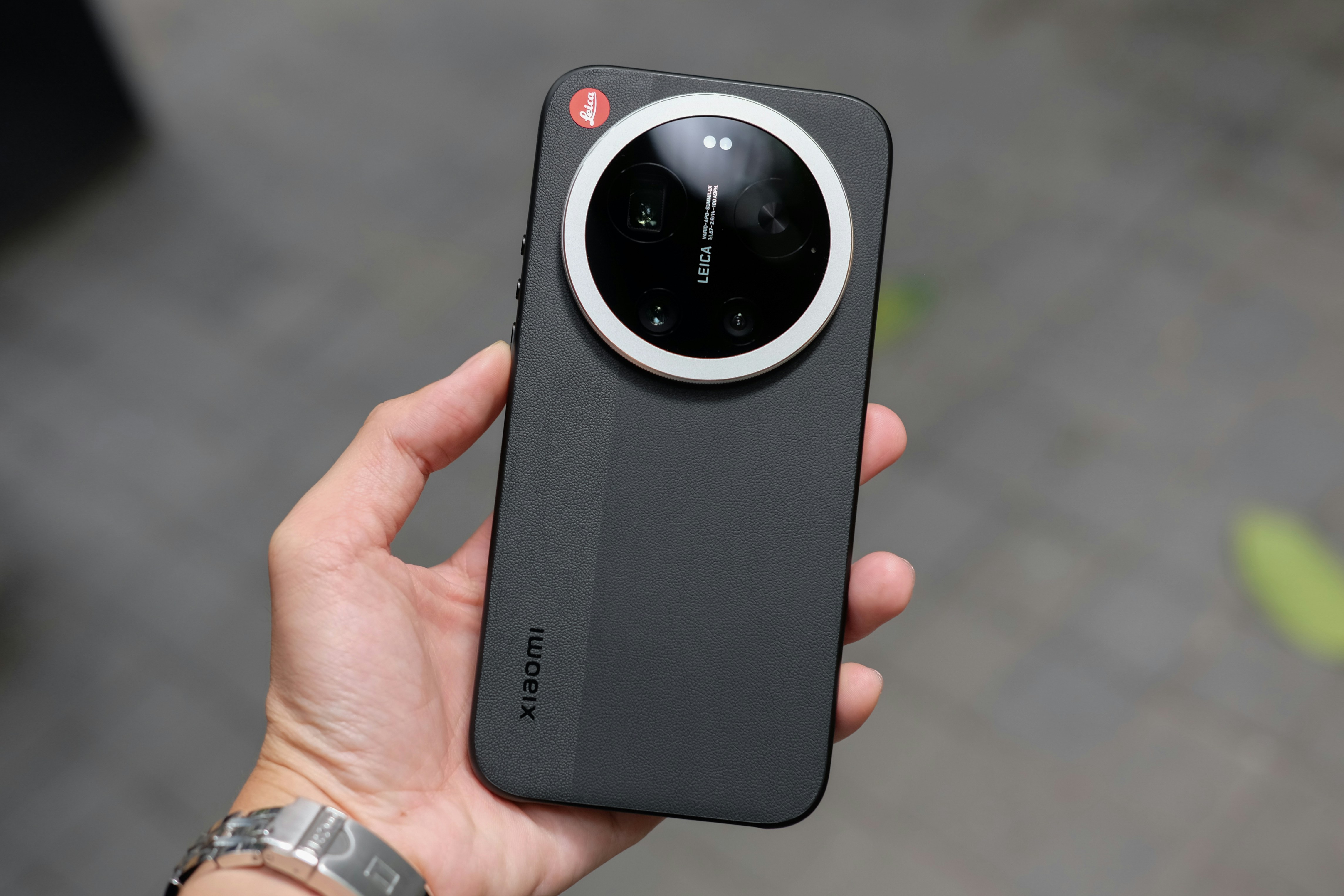 Circlular Lens, Linear Grip: A Handful of Tech in Focus