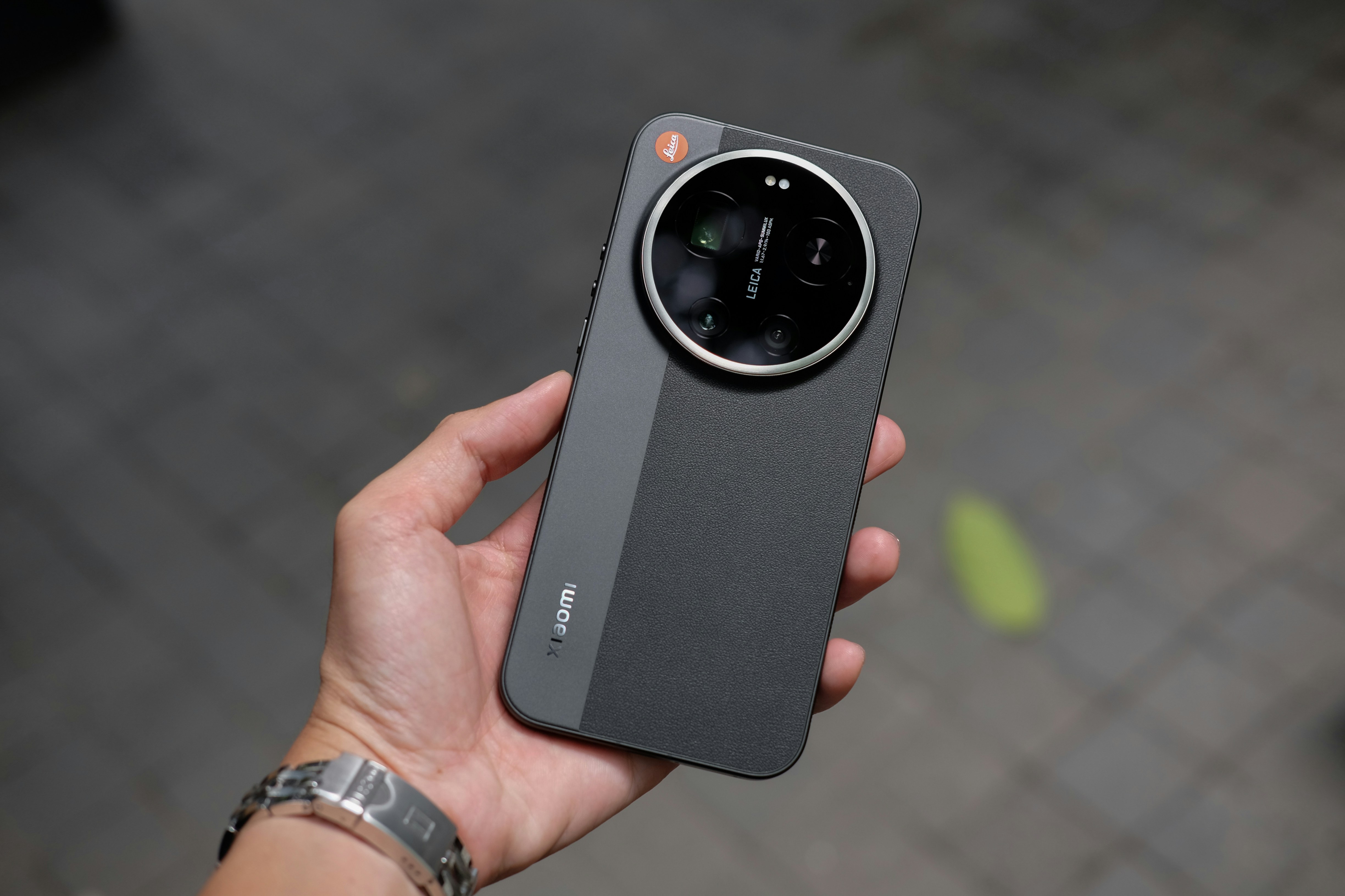 Pocket Pro: A Handheld Tale of Modern Mirrorless Design