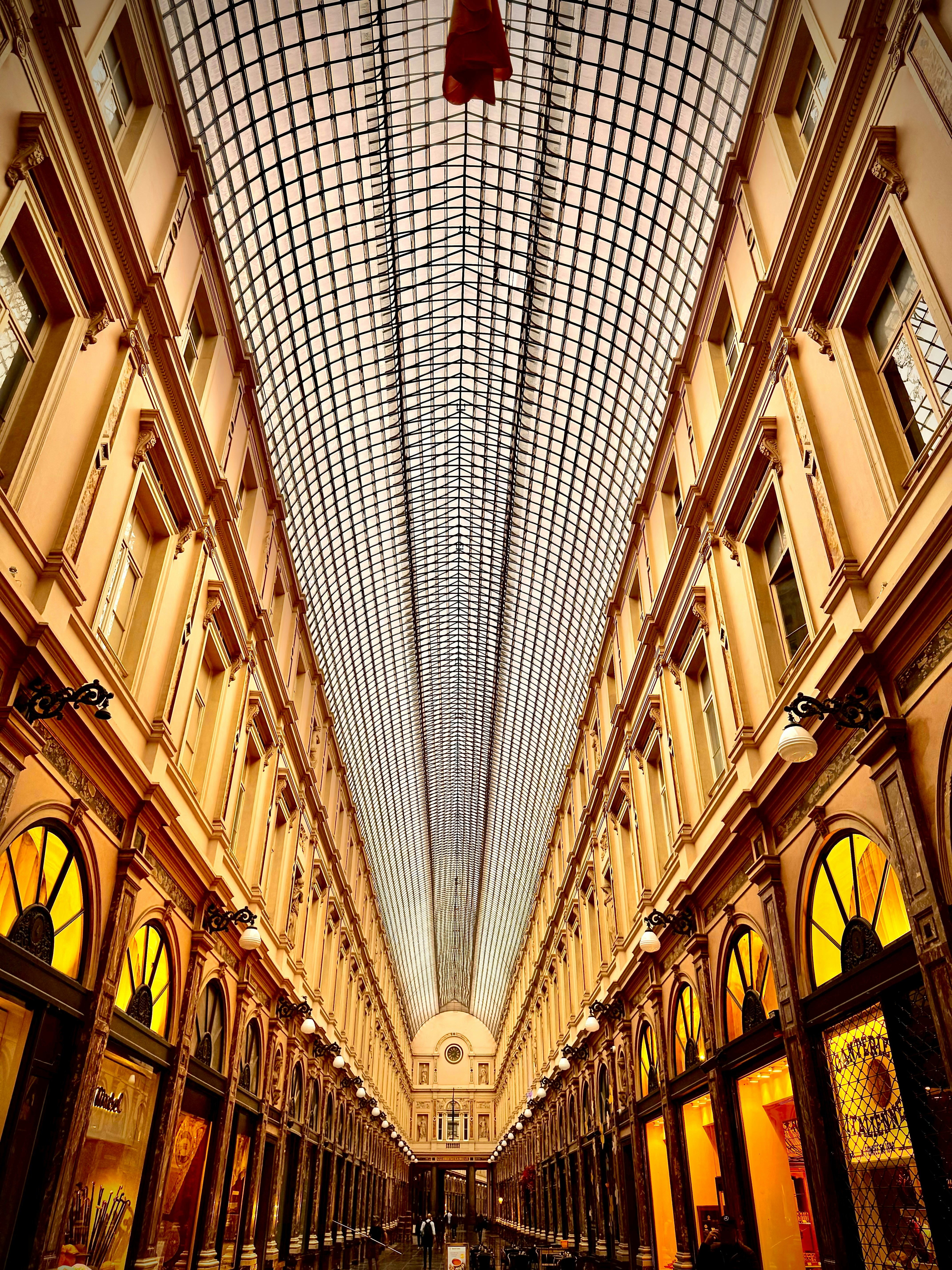 Light Glass Vault: A Symmetrical Arcade Perspective