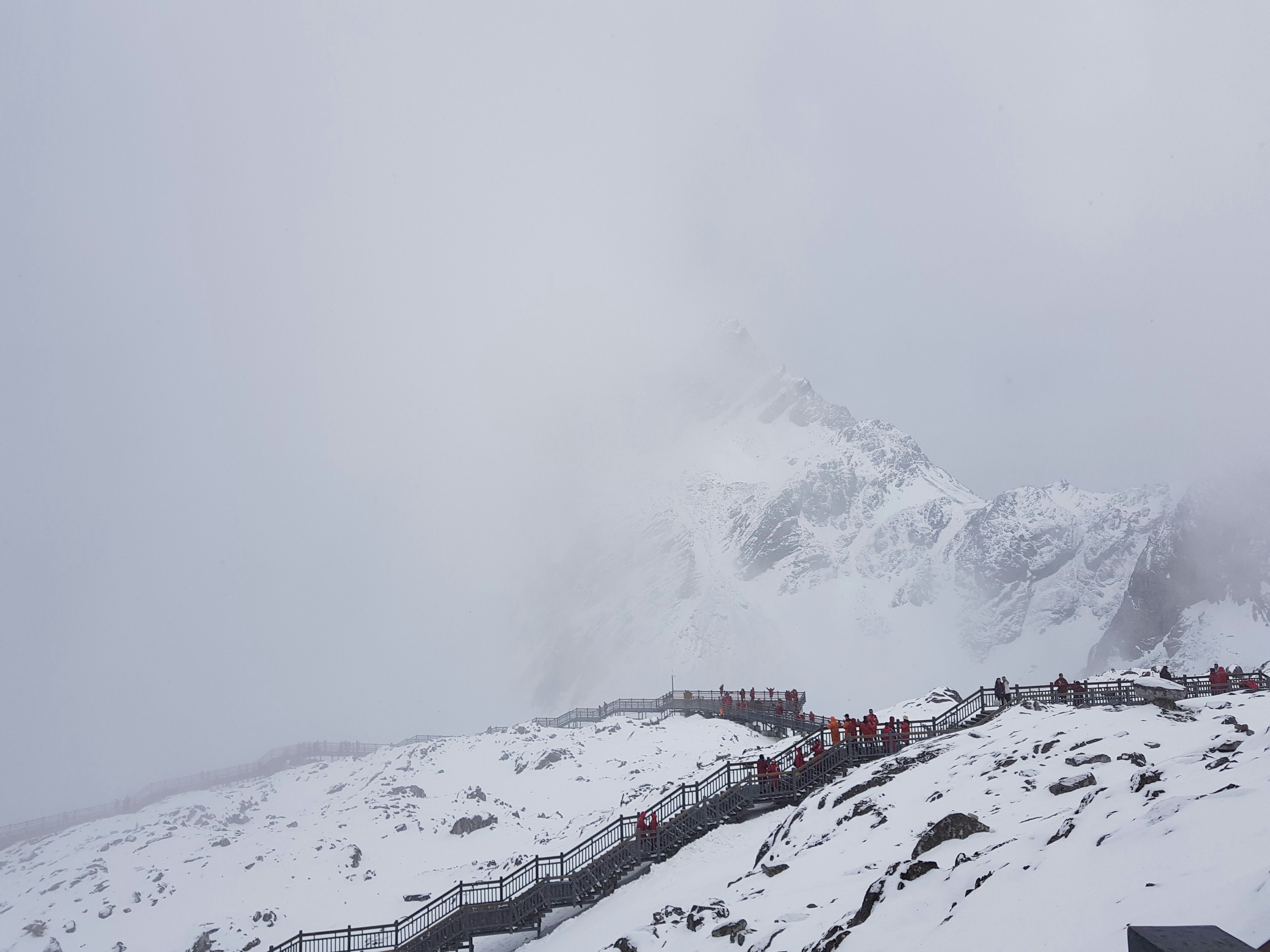Snowbound Promenade: A Cable of Ranges Above the Clouds